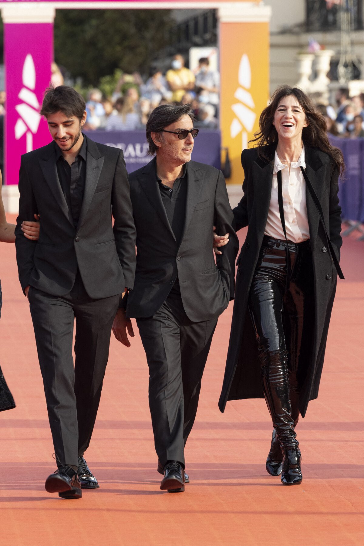 Photo : Ben Attal, Yvan Attal et Charlotte Gainsbourg - Première du ... Photo : Ben Attal, Yvan Attal et Charlotte Gainsbourg - Première du ...