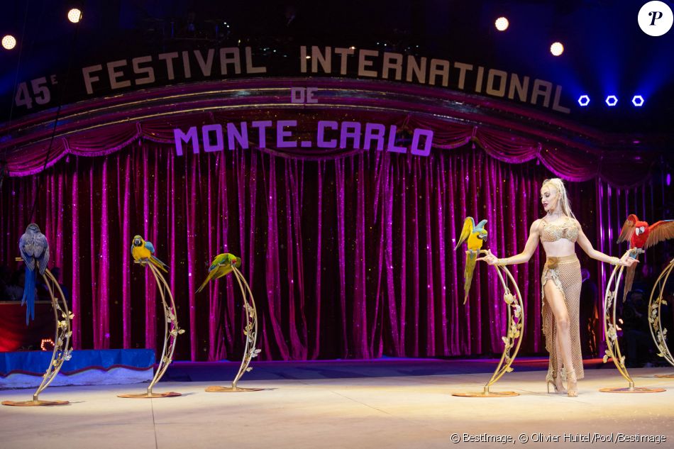 Elisa Cussadie et ses perroquets - 45ème Festival International du ...