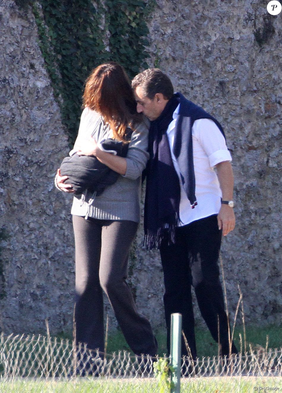 Nicolas Sarkozy et Carla Bruni-Sarkozy à la Lanterne (Versailles) avec ...