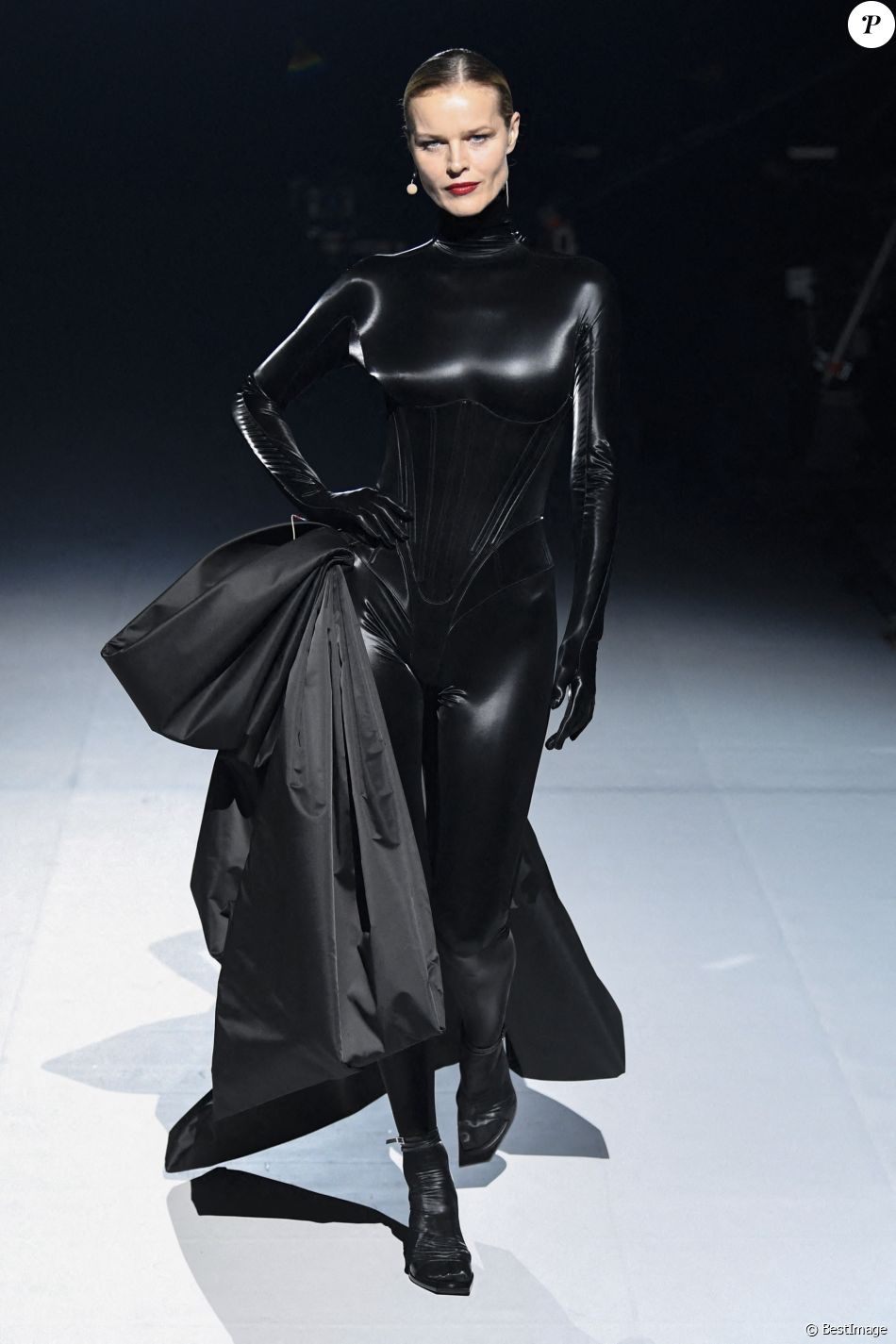 Eva Herzigova lors du défilé Thierry Mugler collection automne / hiver ...