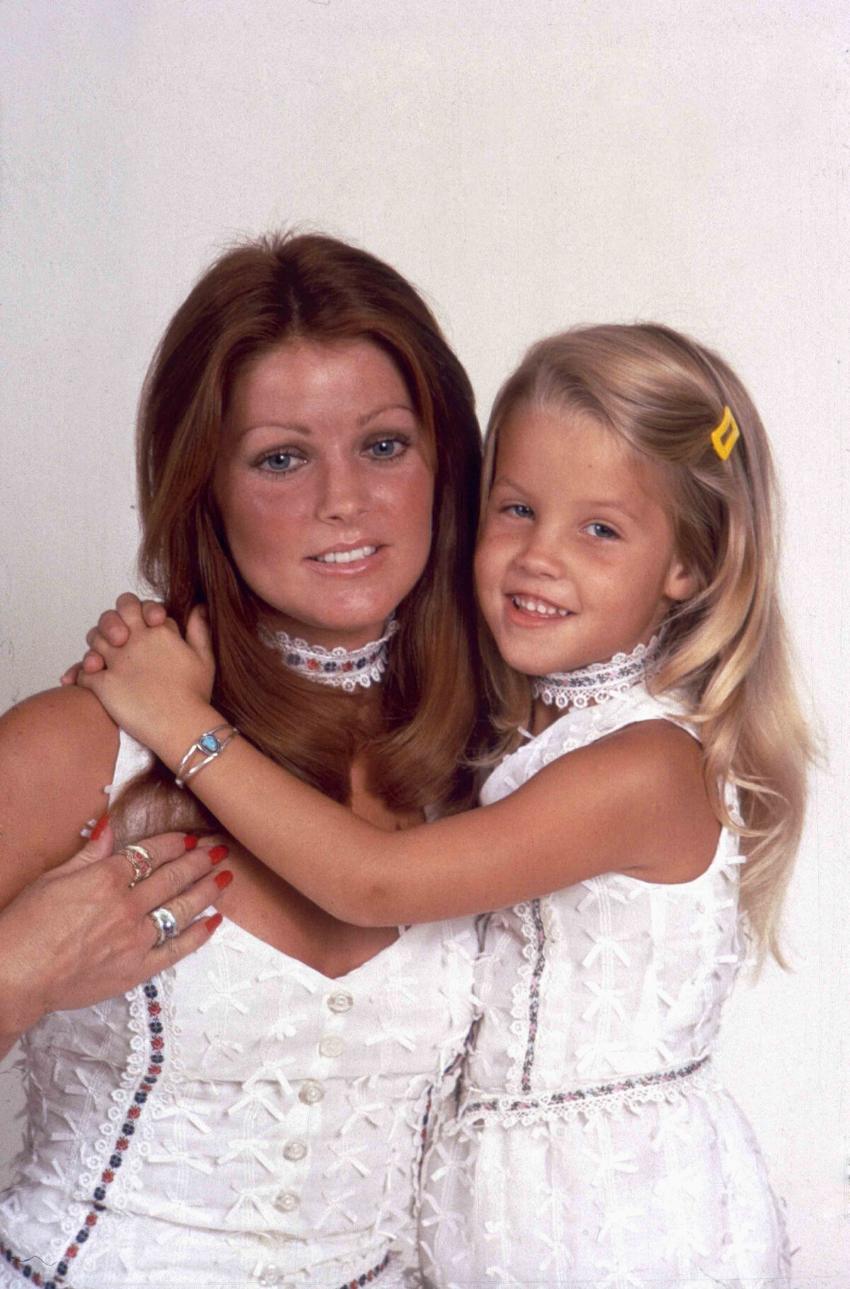 Photo : Lisa Marie Presley (enfant) et sa mère Priscilla - Purepeople