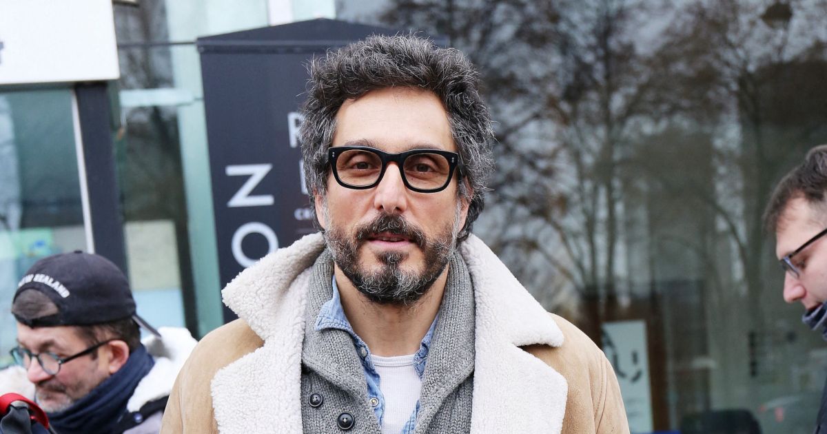 Exclusif - Vincent Elbaz signe des autographes à la sortie des studios ...
