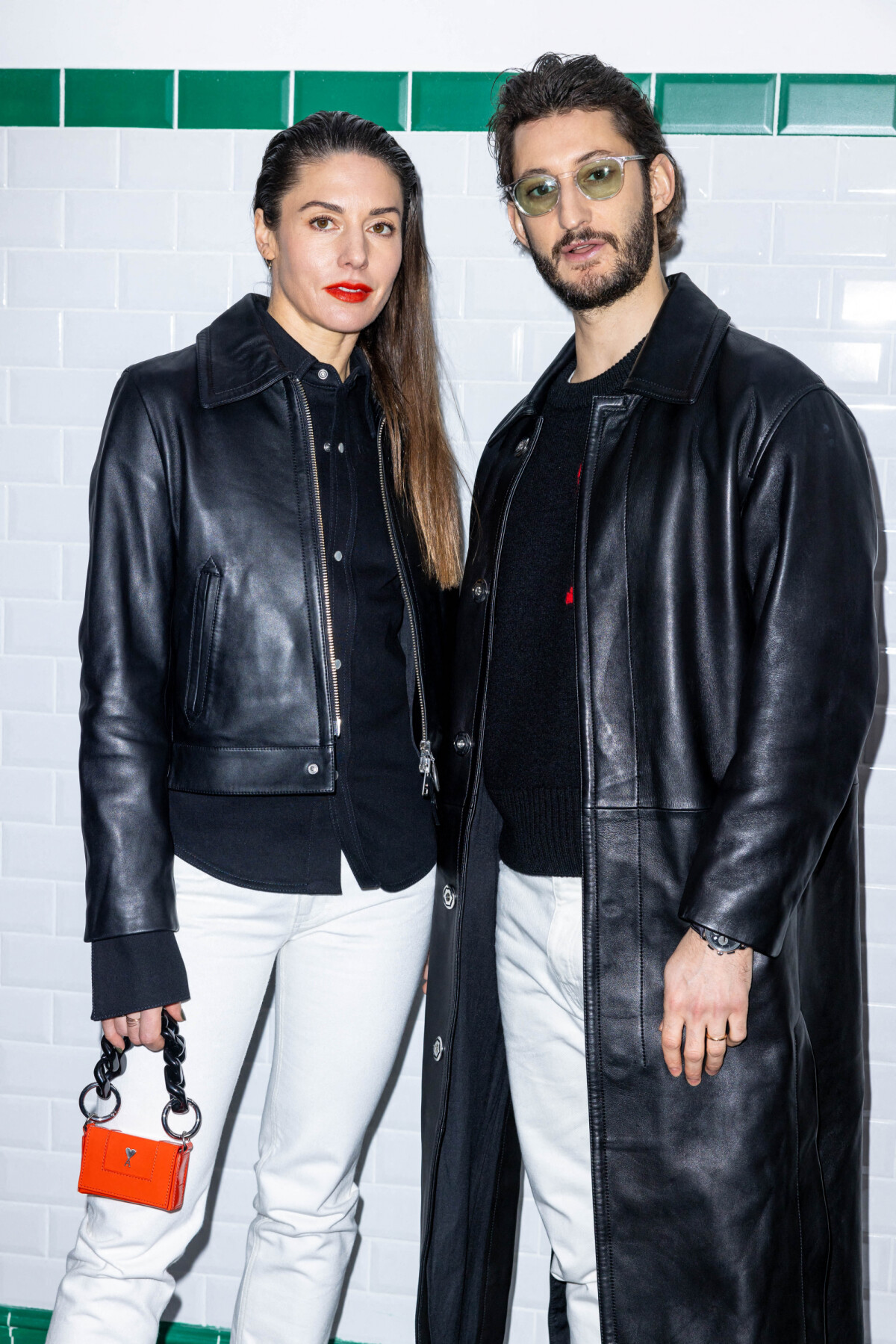 Photo : Pierre Niney et sa femme Natasha Andrew au photocall du défilé ...