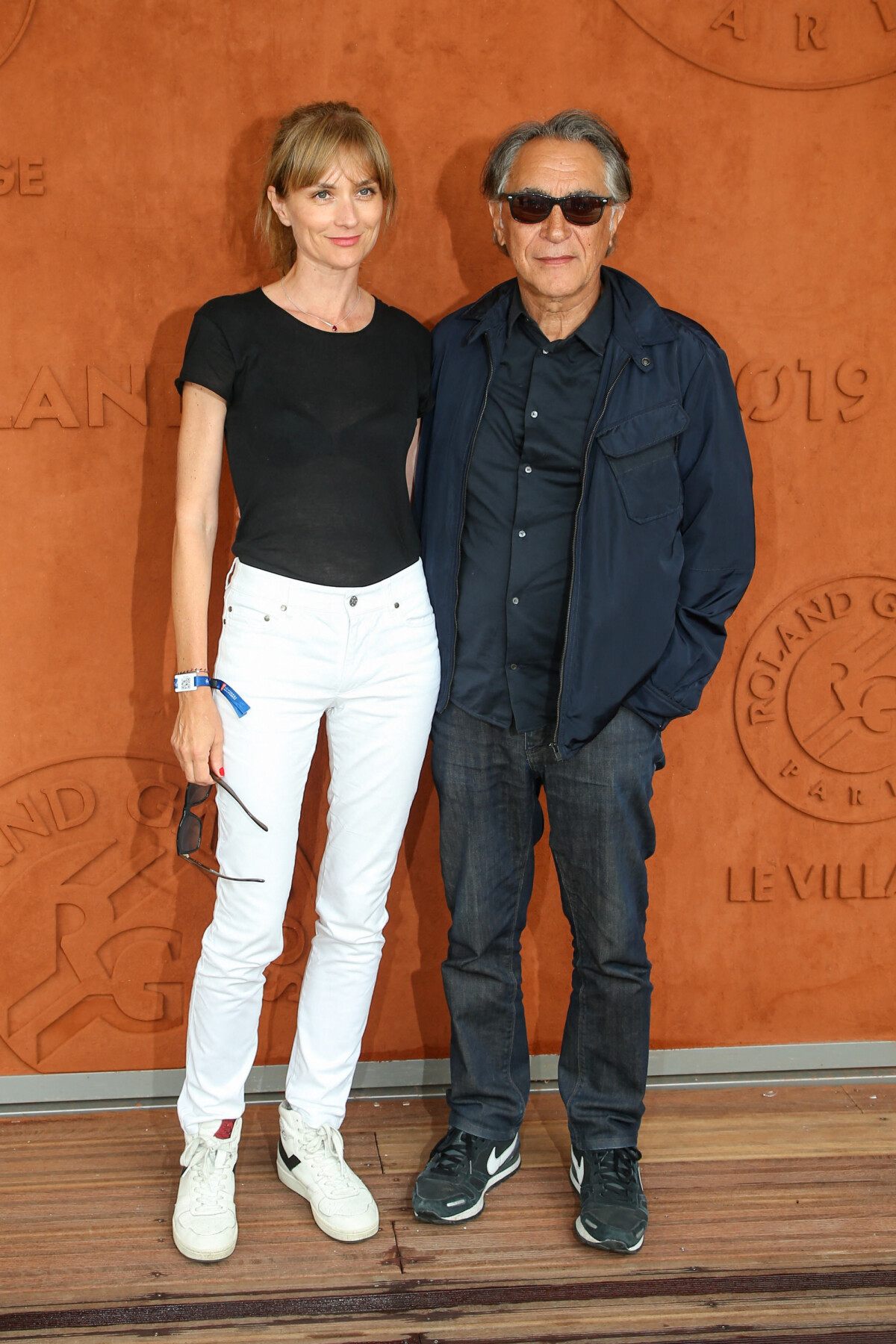 Photo : Richard Berry et sa femme Pascale Louange dans le village lors ...