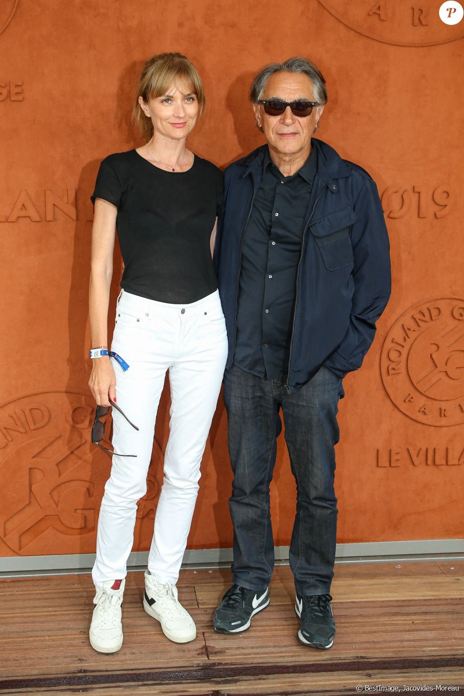 Richard Berry et sa femme Pascale Louange dans le village lors des ...