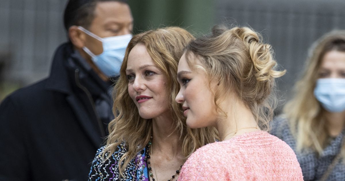 Vanessa Paradis et sa fille Lily Rose Depp - Photocall du défilé de ...