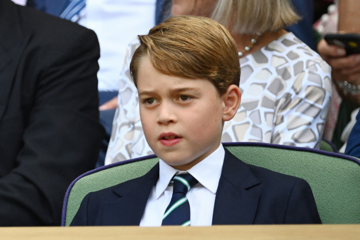Photo : Le petit garçon est très discret pour le moment, derrière ses ...
