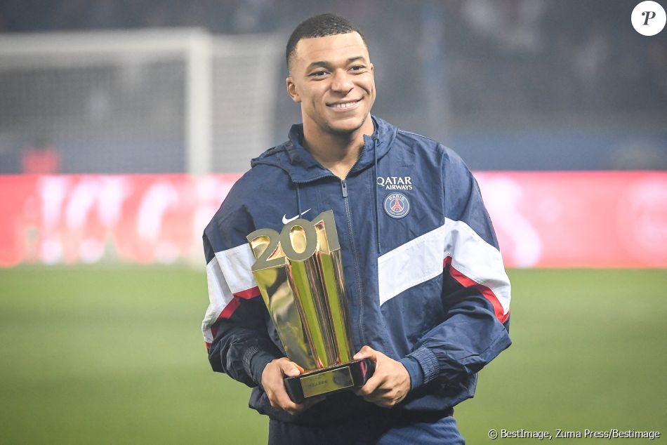 Cérémonie en l'honneur de Kylian Mbappe au Parc des princes après son ...