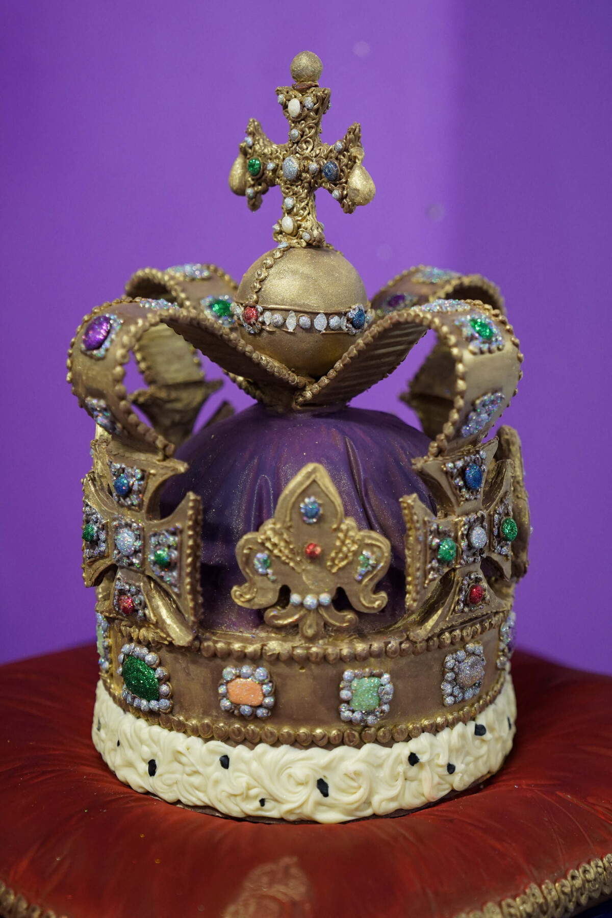 Photo : Une réplique en chocolat de la couronne de Saint Édouard au ...