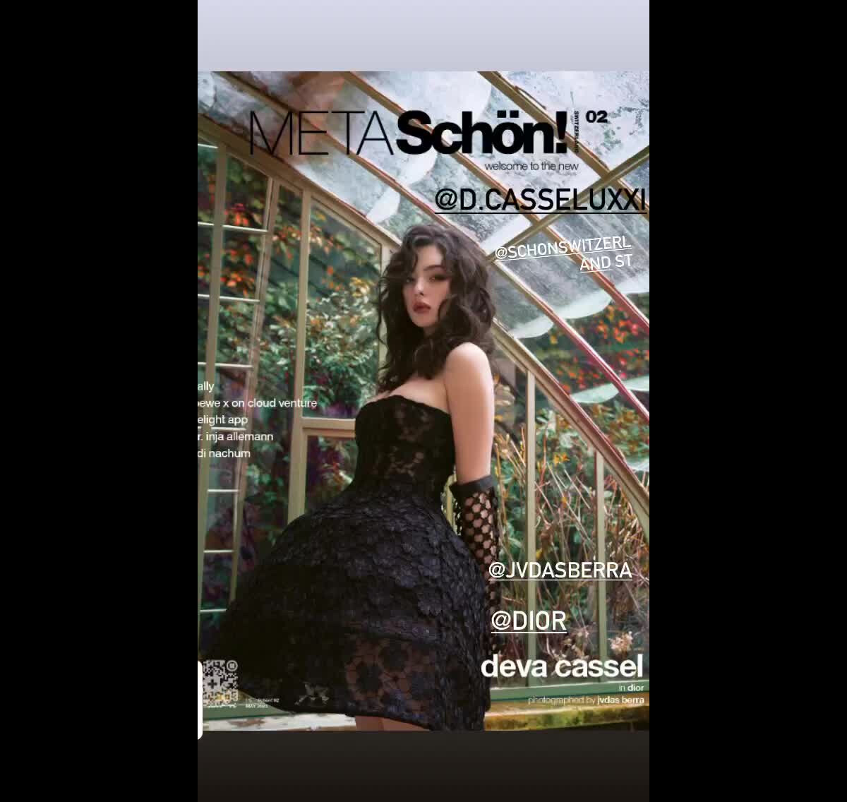 Vidéo : En couverture de celui-ci : Deva, dans une ravissante robe bustier noire. Une tenue ...