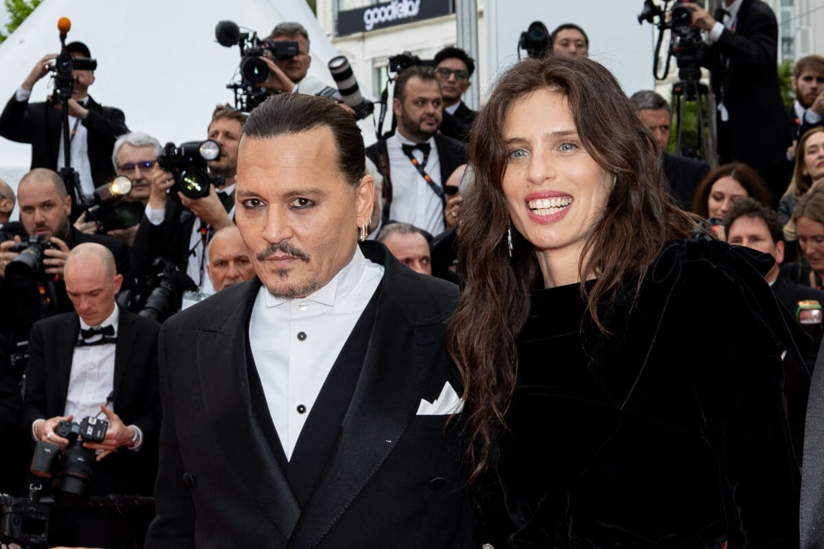 Photo : Johnny Depp, Maïwenn Le Besco - Montée des marches du film ...