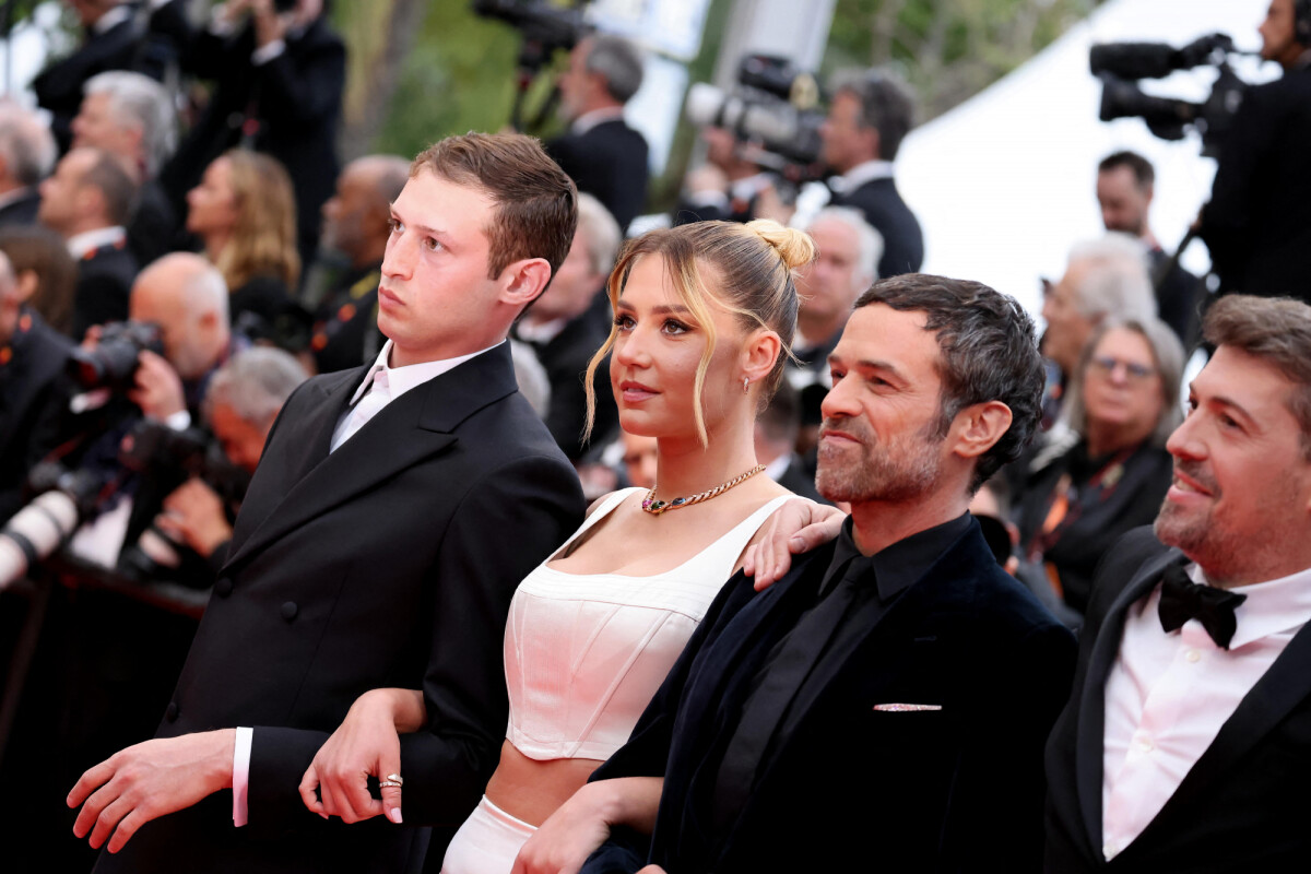 Photo : Tom Mercier, Adèle Exarchopoulos, Romain Duris, Thomas Cailley - Montée des marches du ...