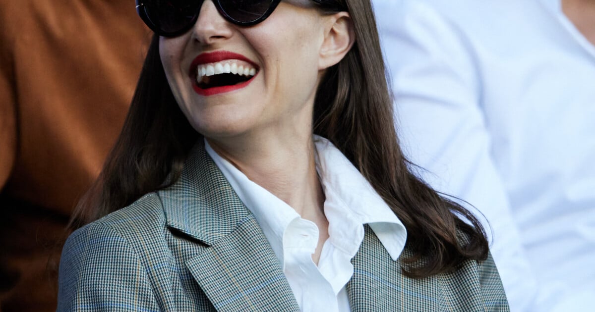 Natalie Portman seule mais éblouissante au Parc des Princes, un célèbre ...