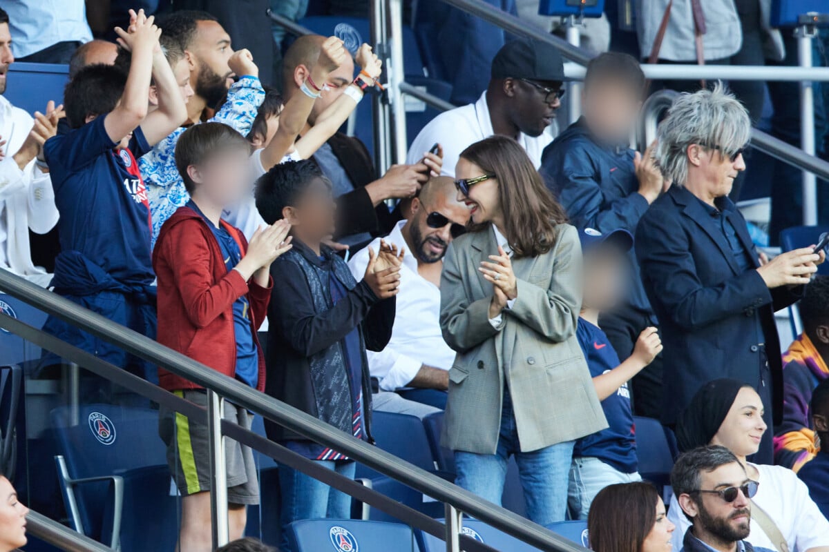 Photo : Natalie Portman, Nicola Sirkis et son fils Jules en tribunes lors du match de football ...