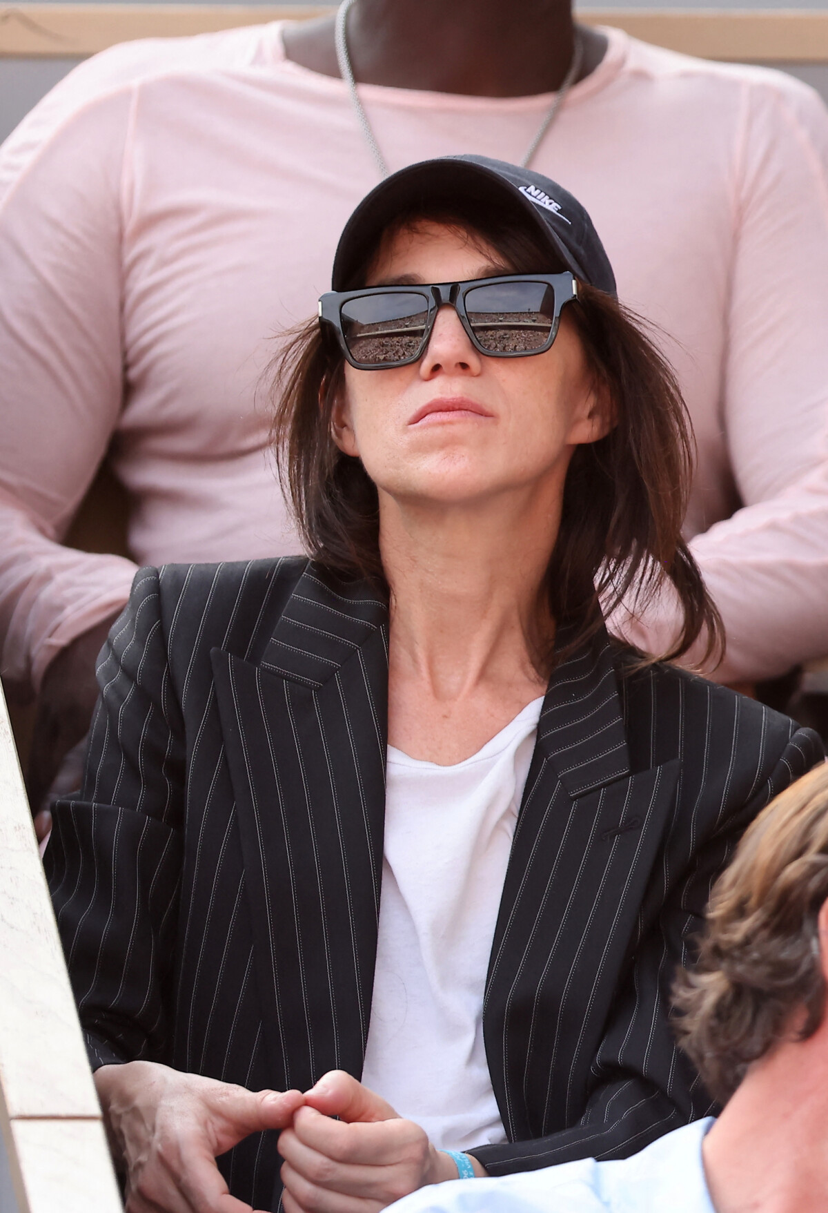 Photo : Elle était parée de grosses lunettes noires Charlotte ...
