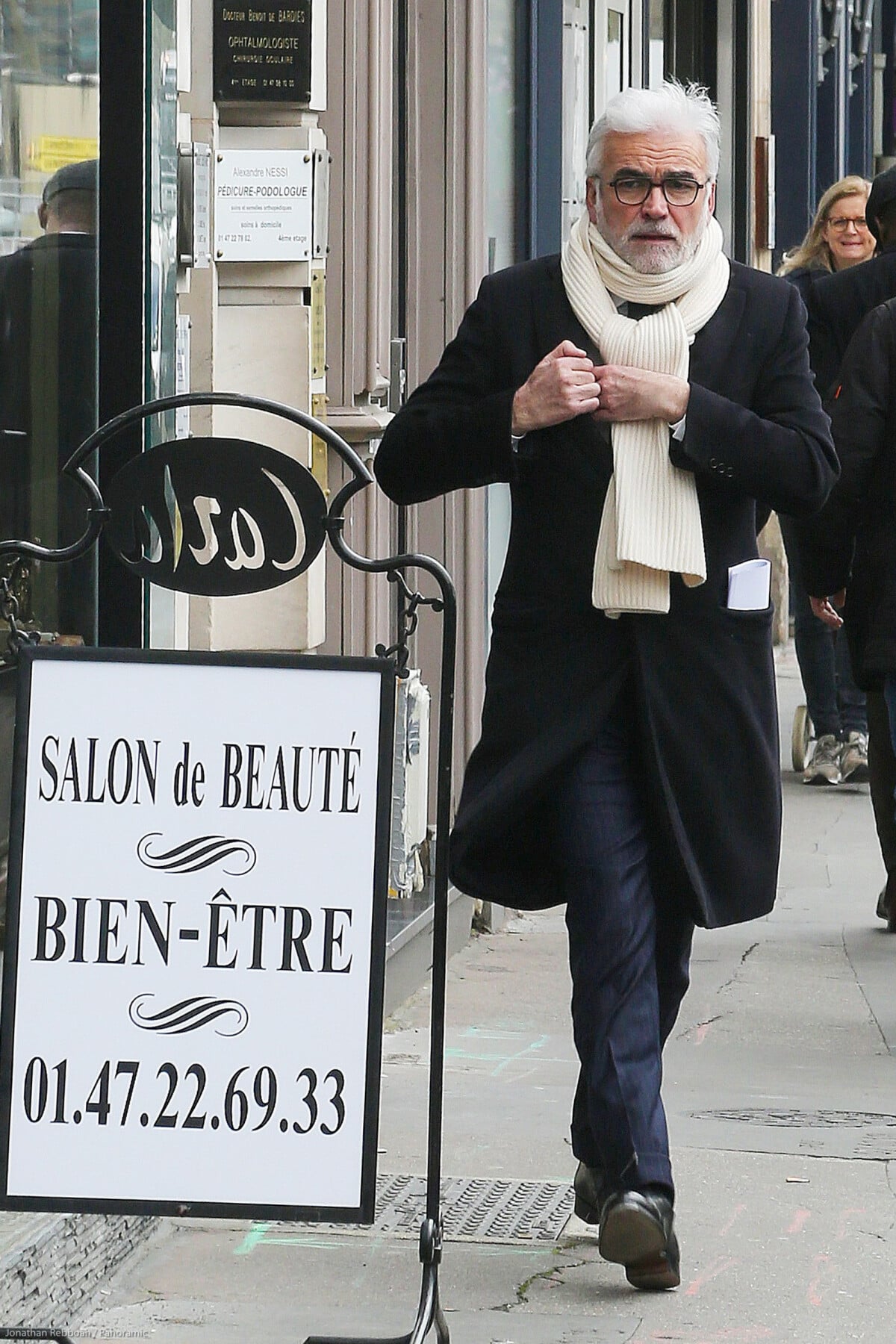 Photo : Eh bien, Pascal Praud vit seul au sein du VIIe arrondissement ...