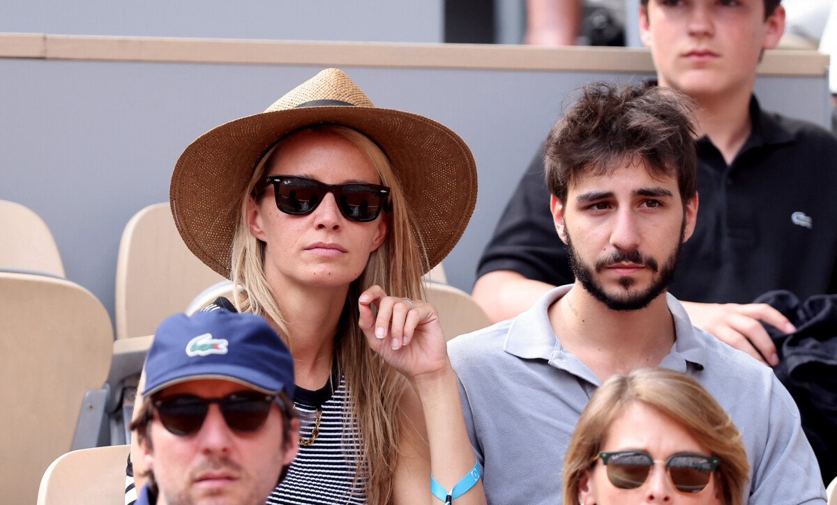 Photo : Ben Attal et sa compagne Jordane Crantelle dans les tribunes ...