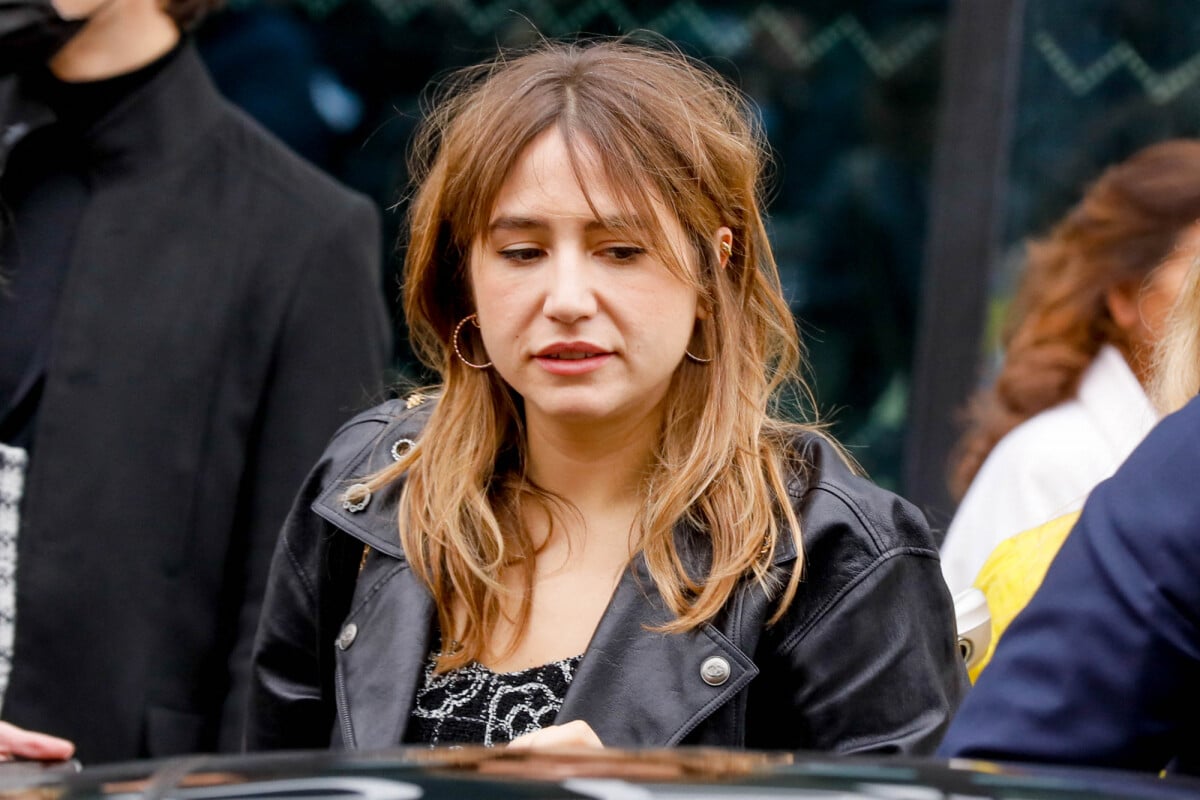Photo : Izia Higelin à la sortie du défilé Chanel Haute-Couture au ...