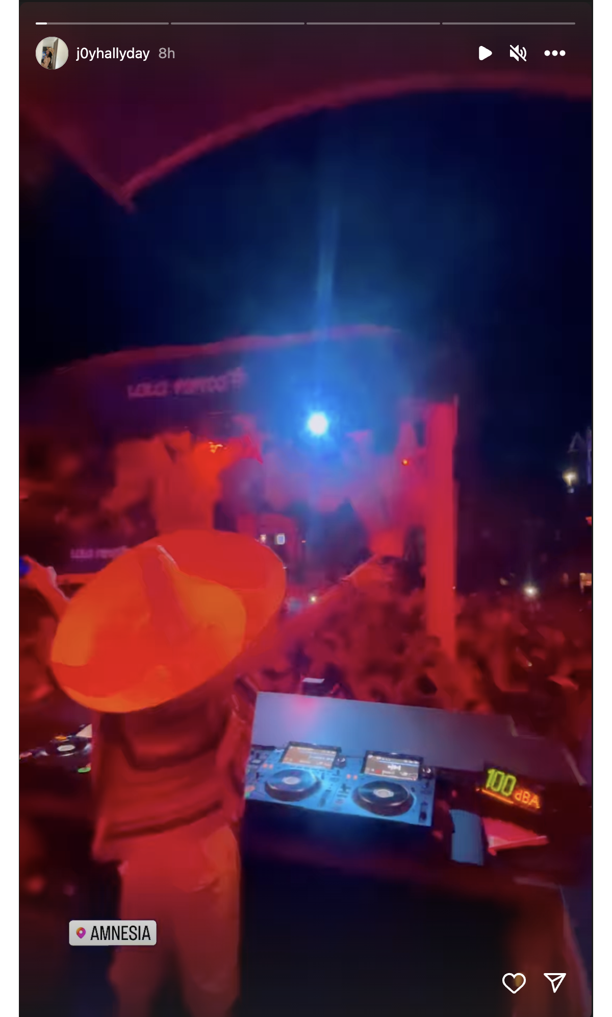 Photo : Présente derrière les platines du DJ, Joy Hallyday est au ...