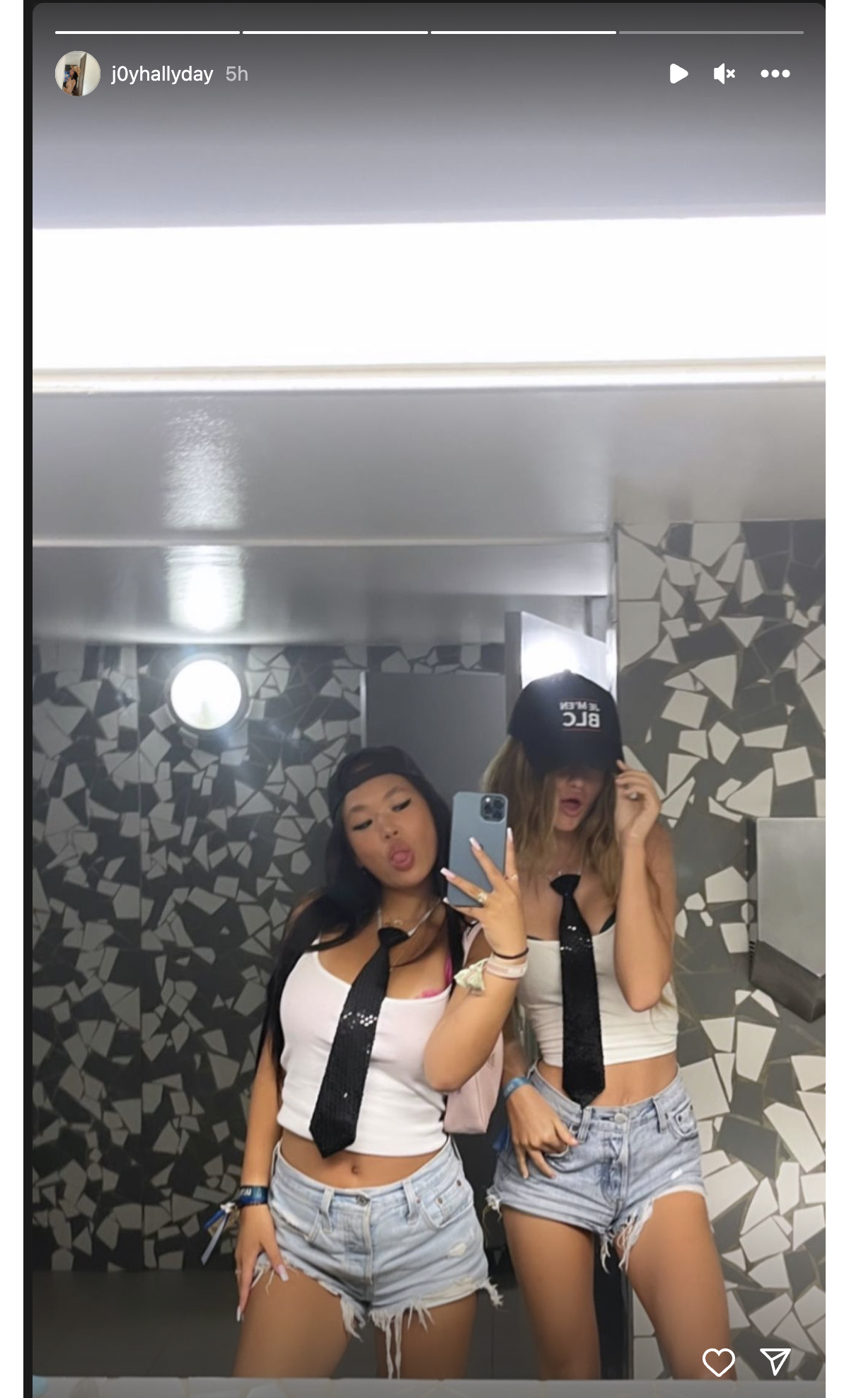 Photo Dans Un Second Temps La Jeune Femme Sest Prise En Photo Dans Une Tenue Légère Composée 