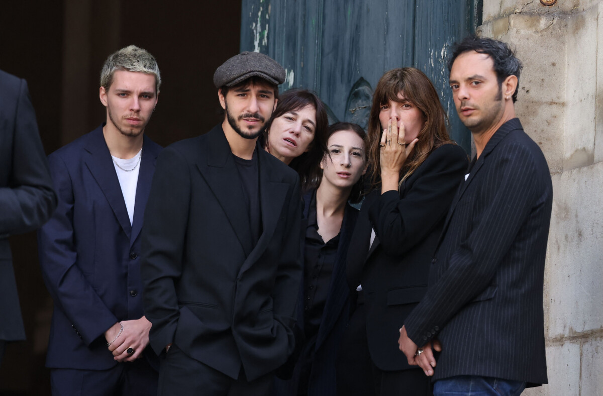 Photo : Marlowe (fils de Lou Doillon), Ben Attal, Charlotte Gainsbourg ...