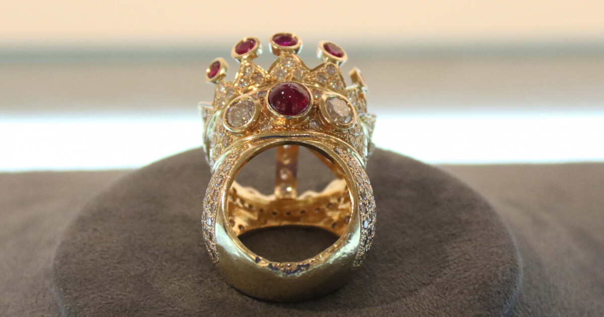 Drake Revealed as Buyer of Tupac's Million-Dollar Ring: Exclusive News ...