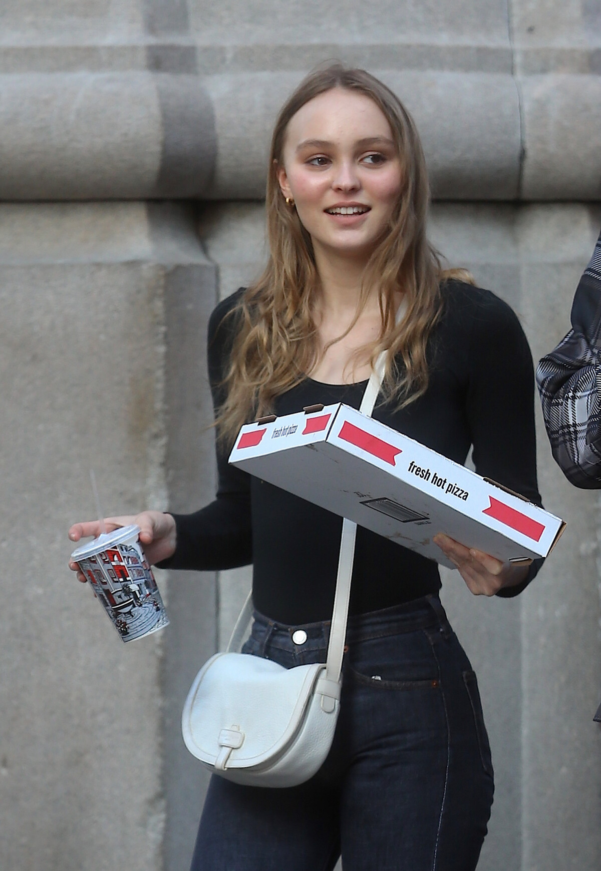 Photo : Lily-Rose Depp se balade dans le quartier de Soho une pizza et ...