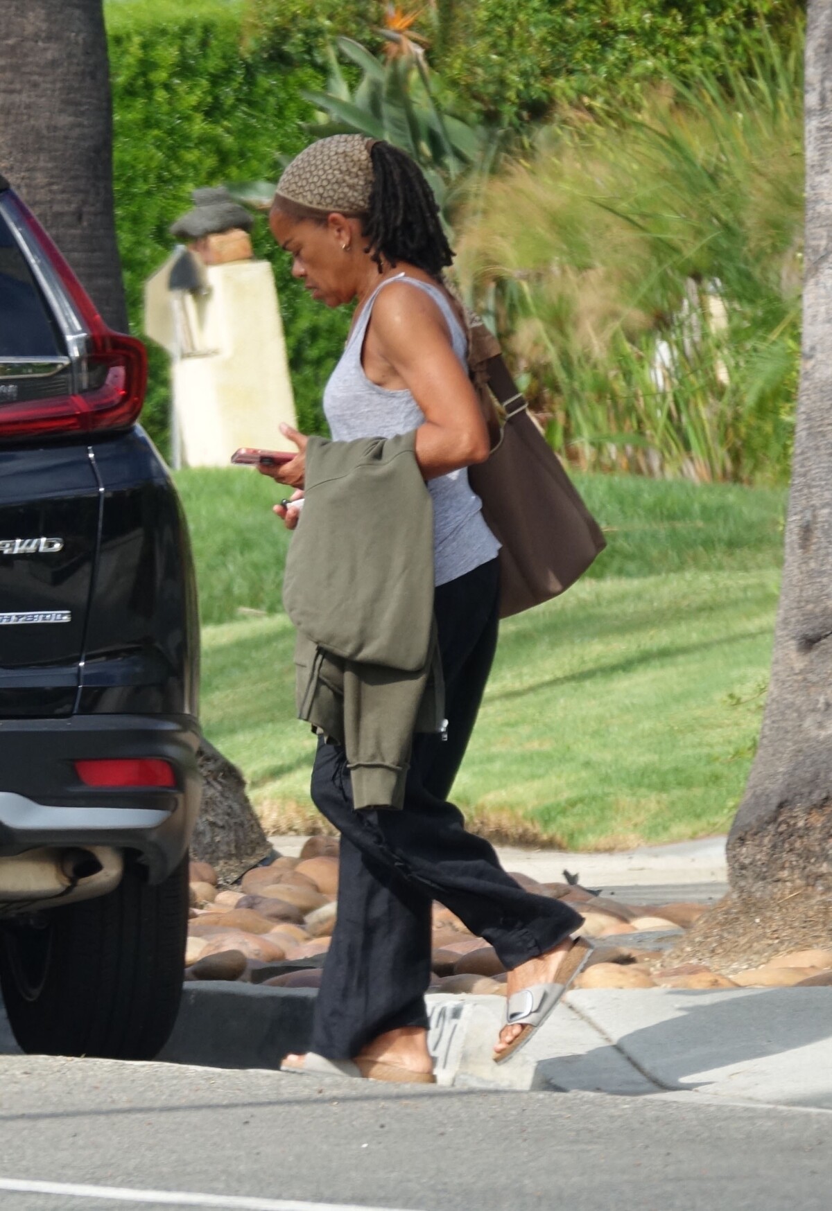 Photo : Exclusif - Doria Ragland, la mère de Meghan Markle, à la sortie ...
