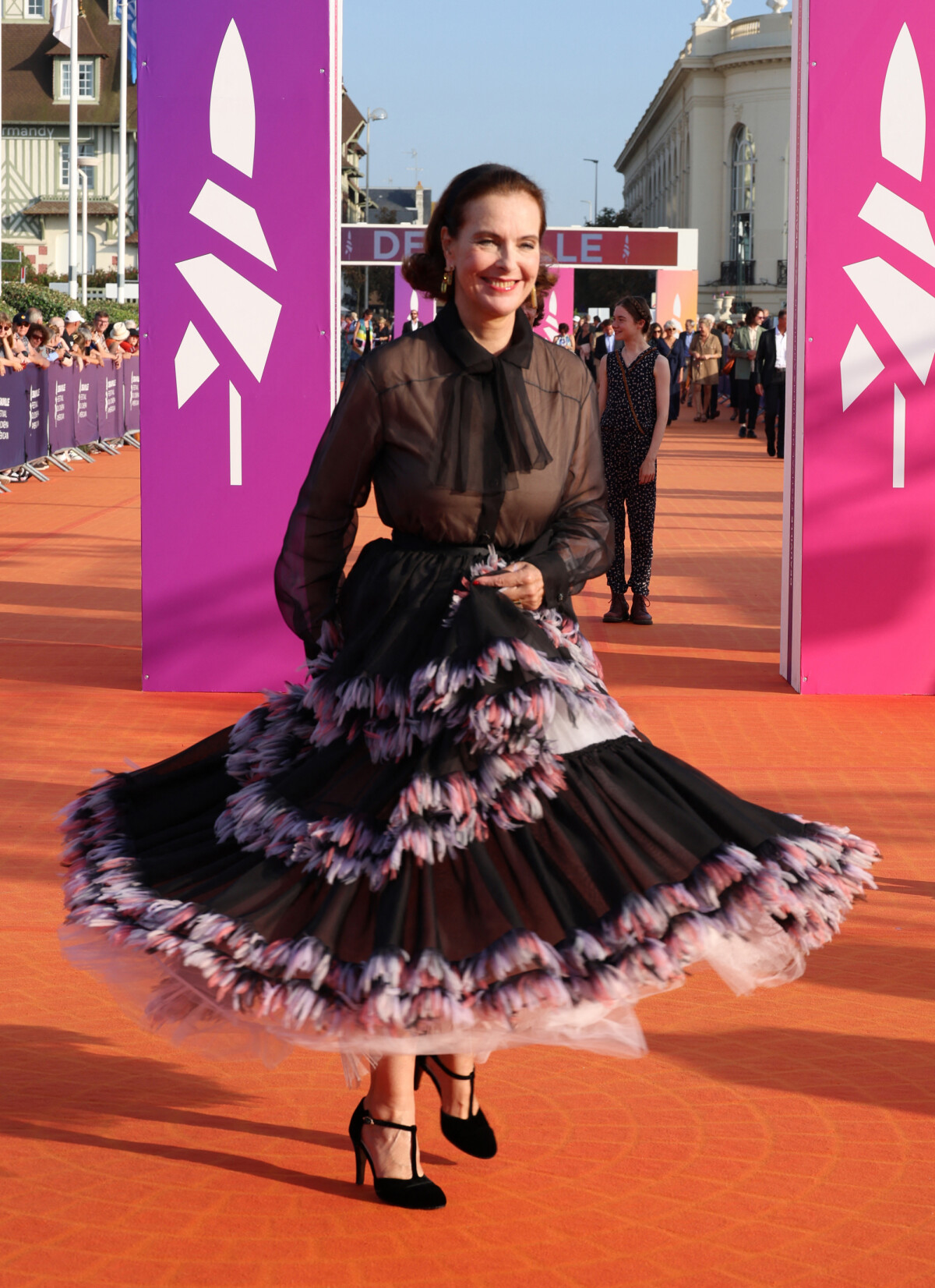 Vidéo : Carole Bouquet ose un look original face à Mélanie Thierry très chic au Festival de ...