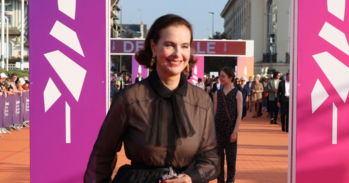 Carole Bouquet ose un look original face à Mélanie Thierry très chic au Festival de Deauville ...