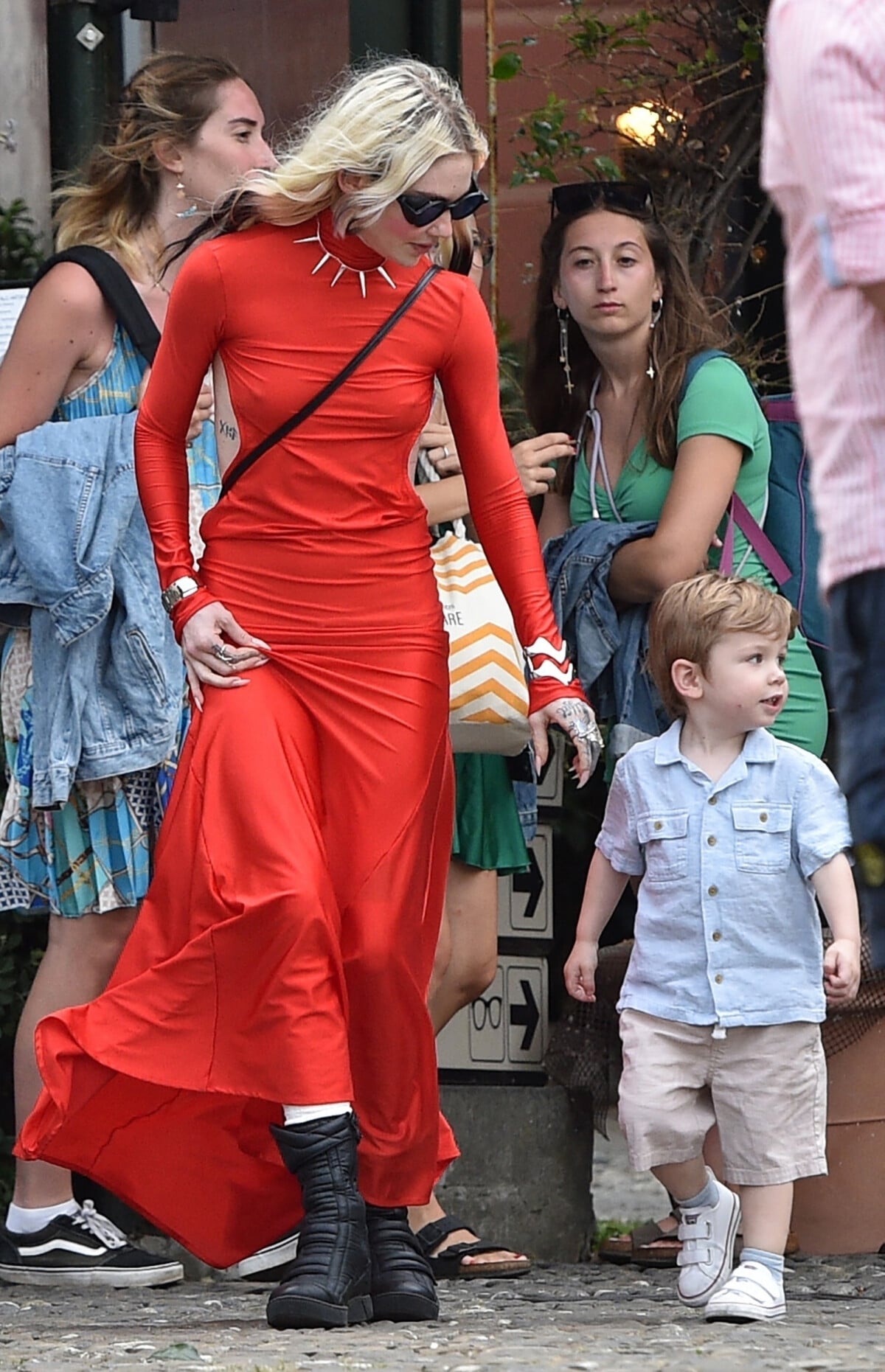 Photo : Dans un extrait, la chanteuse Grimes,qui a eu 3 enfants avec ...