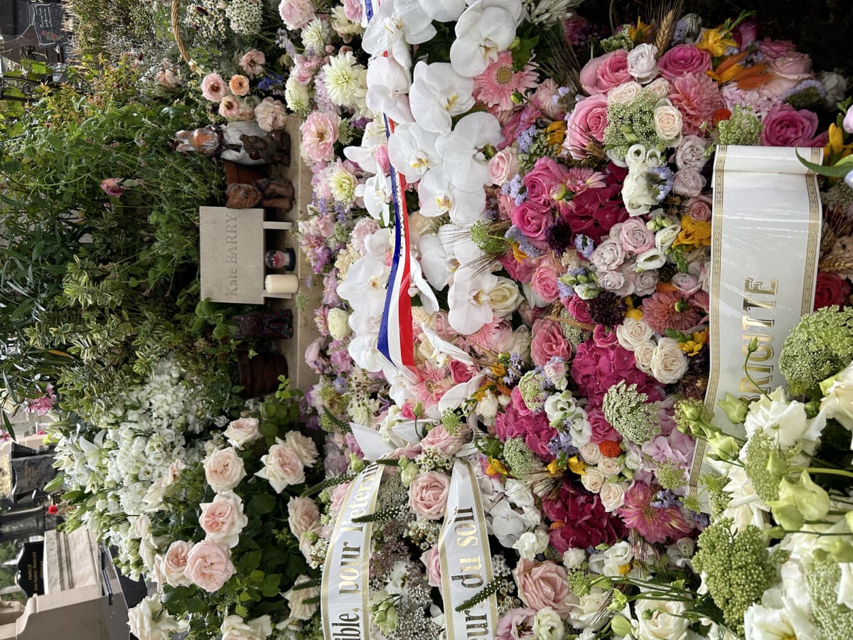 Photo : Exclusif - Tombe de Kate Barry recouverte des fleurs des ...