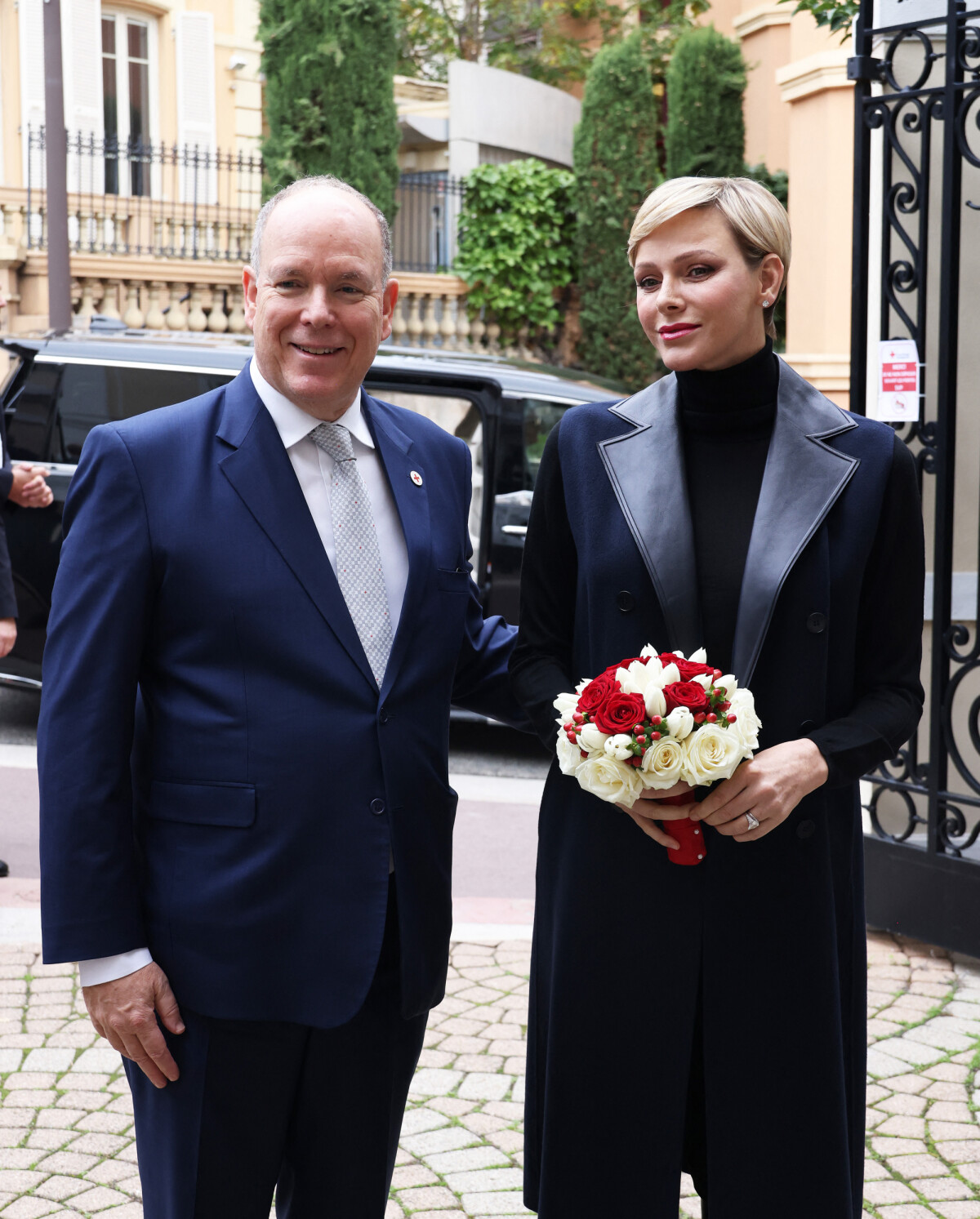 Photo : Manteau chic à revers en cuir et col roulé pour Charlene ...