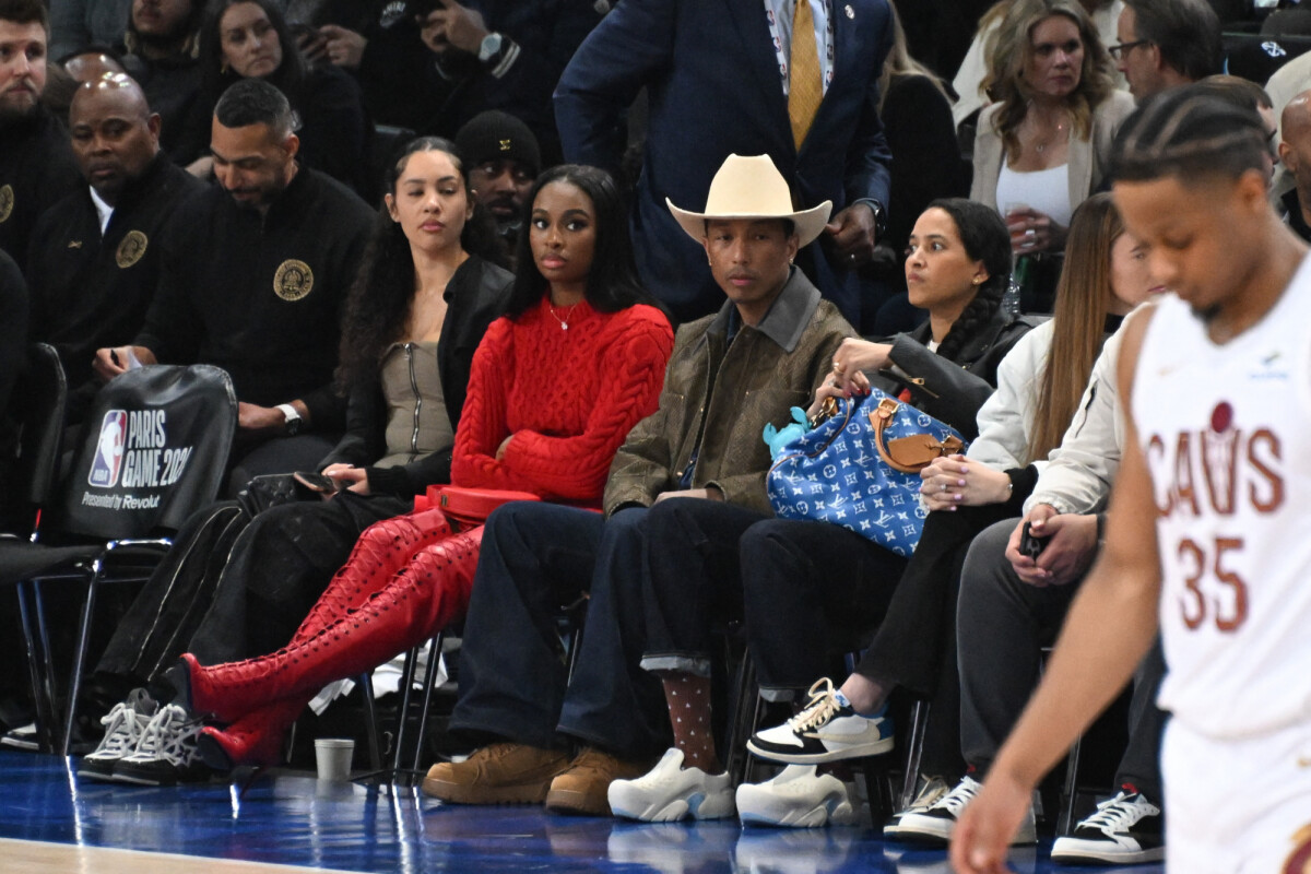 Photo : Coco Jones et Pharrell Williams - Célébrités assistent au match ...