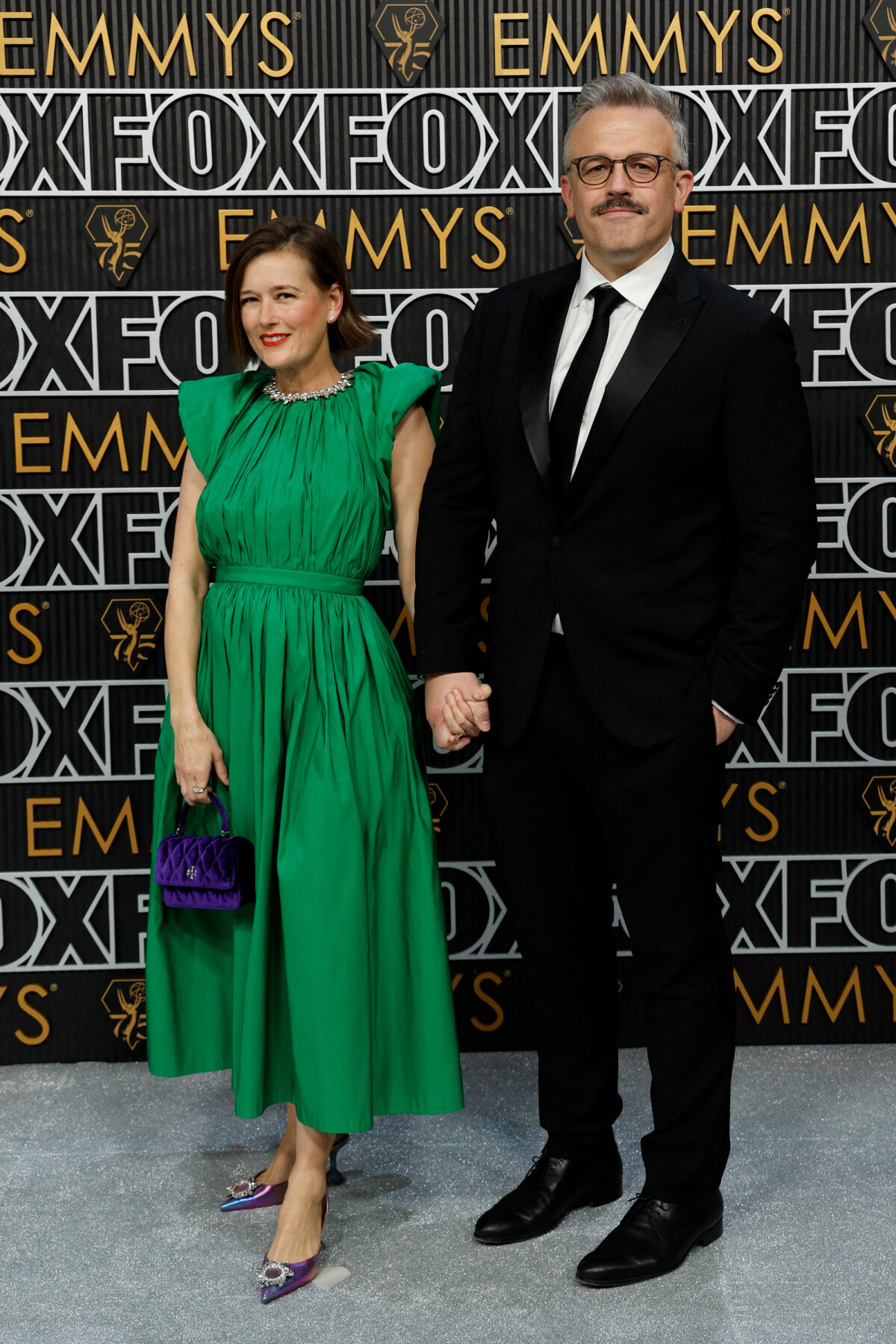 Photo : Jake Szymanski et Caroline Szymanski - 75e cérémonie des Emmy ...