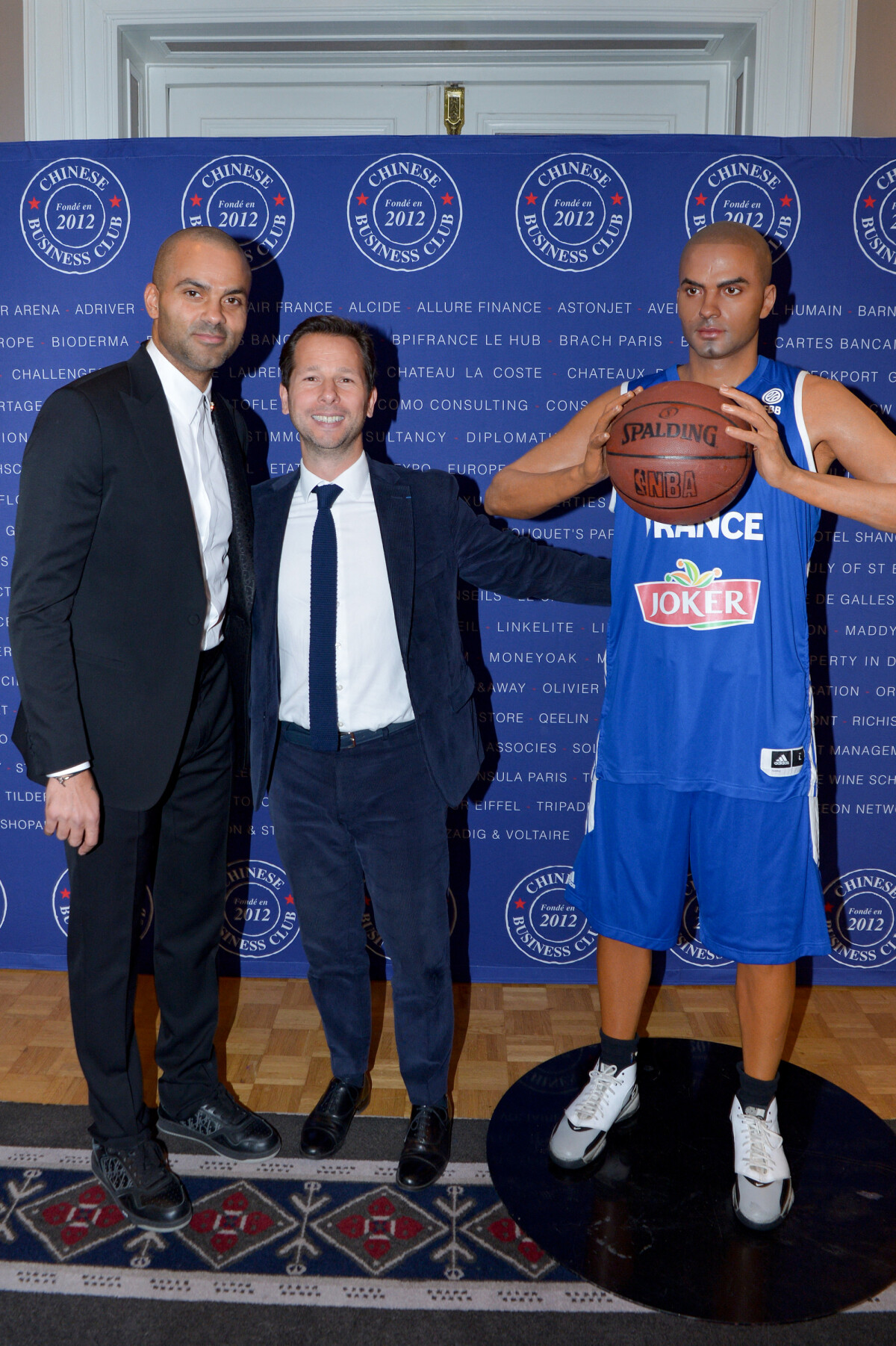 Photo : À la table d'honneur, l'artiste et l'ancien basketteur étaient ...