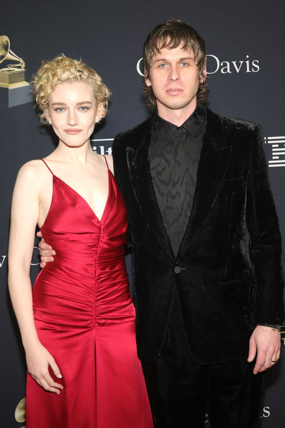 Photo : Julia Garner et Mark Foster - 66e édition du gala pre-Grammy au ...