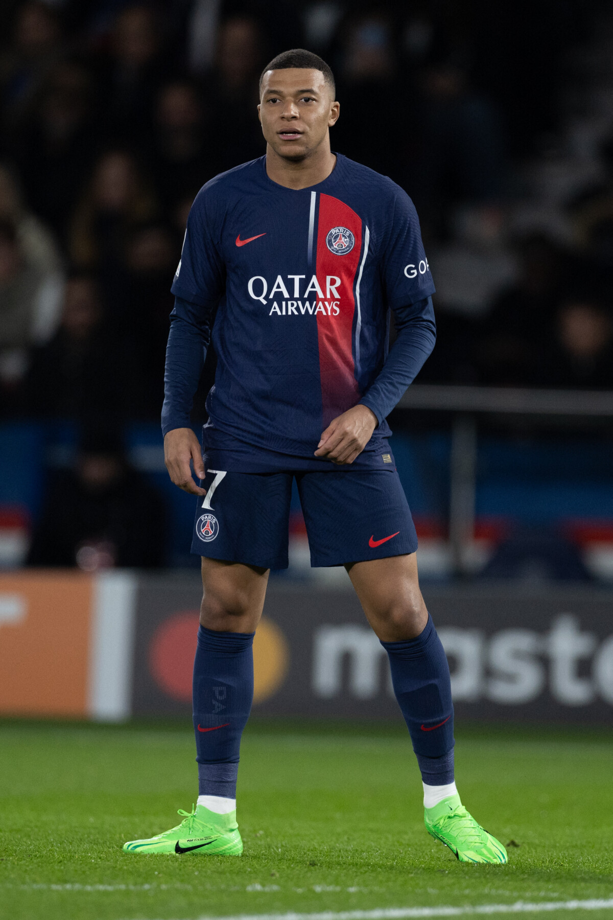 Vidéo : Kylian Mbappé : la future ex-star du PSG bousculée par une ...