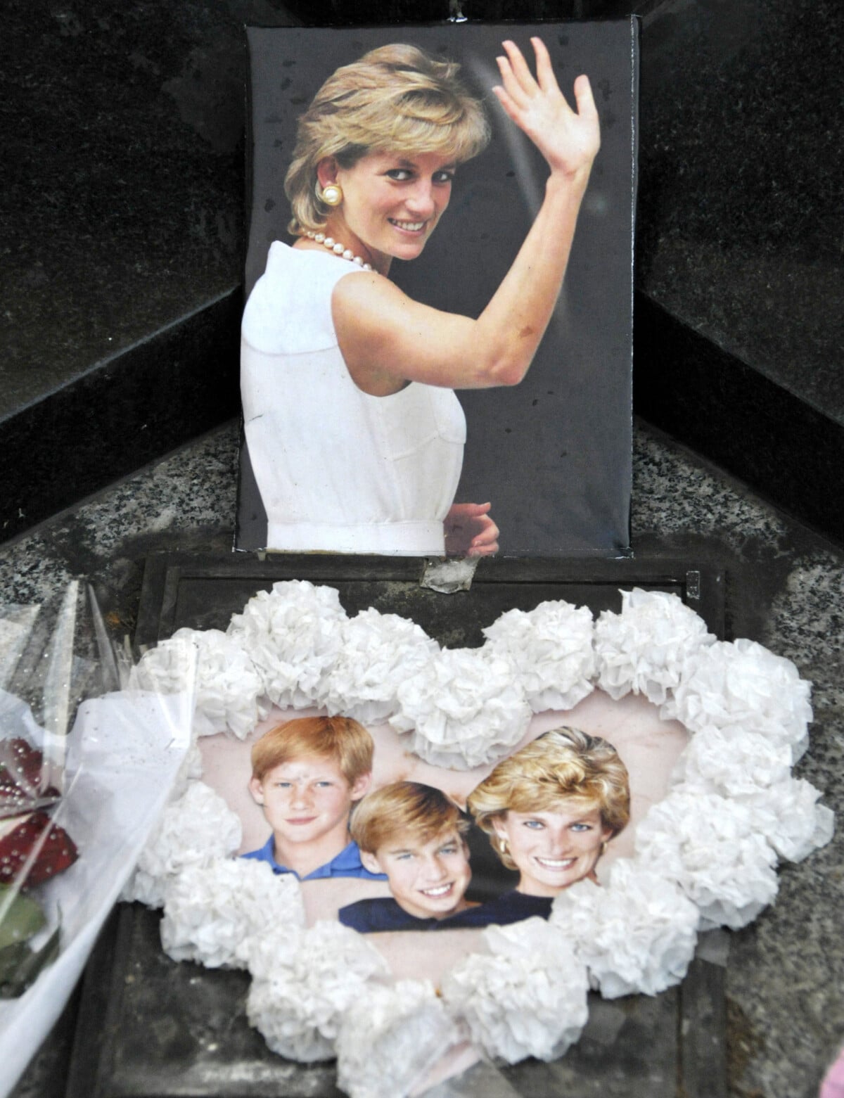 Photo : L'hommage à Lady Diana sur le pont de l'Alma où elle a trouvé ...