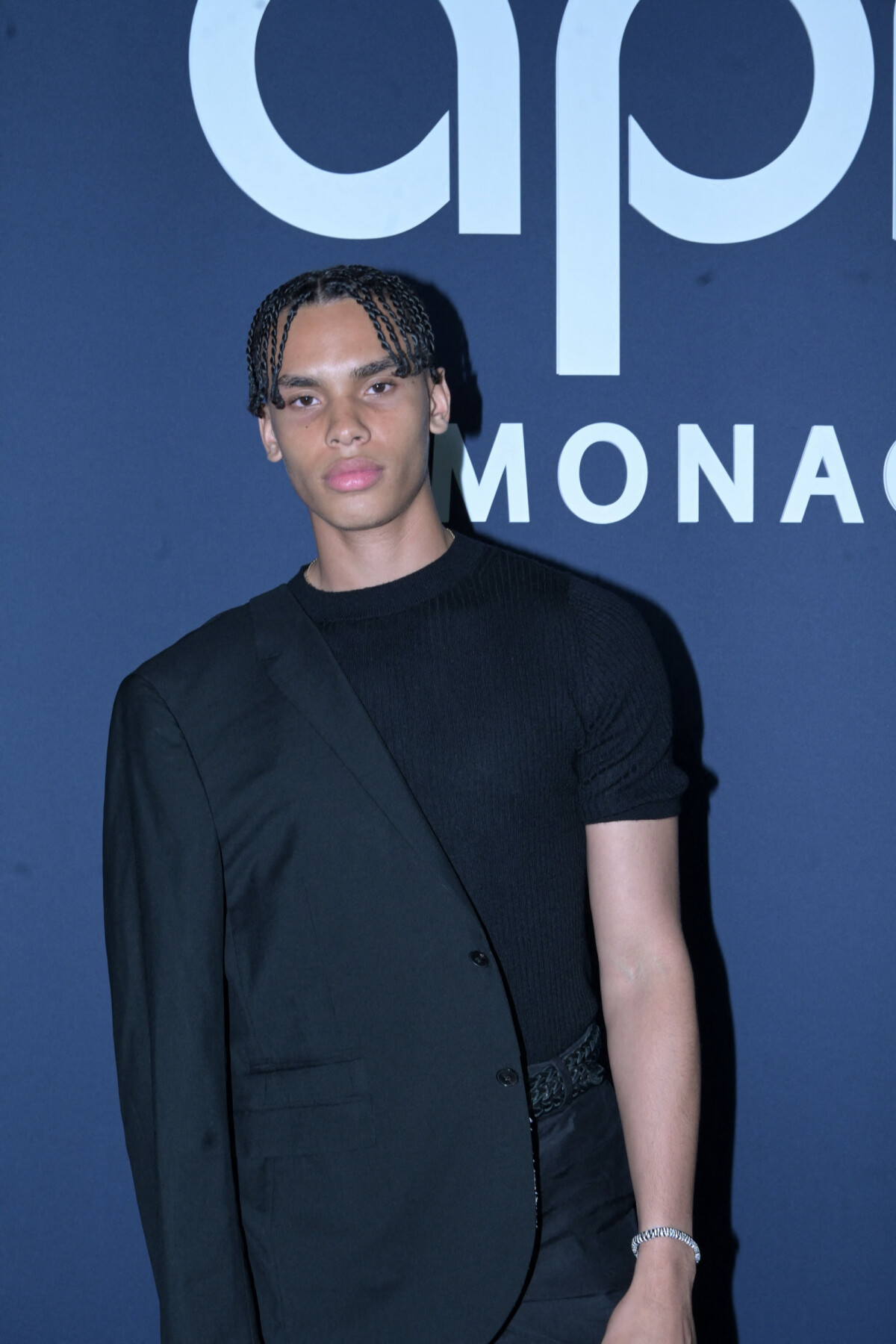 Photo : Habillé tout en noir, pantalon de costume, tee-shirt et veste, Alexandre portant la ...