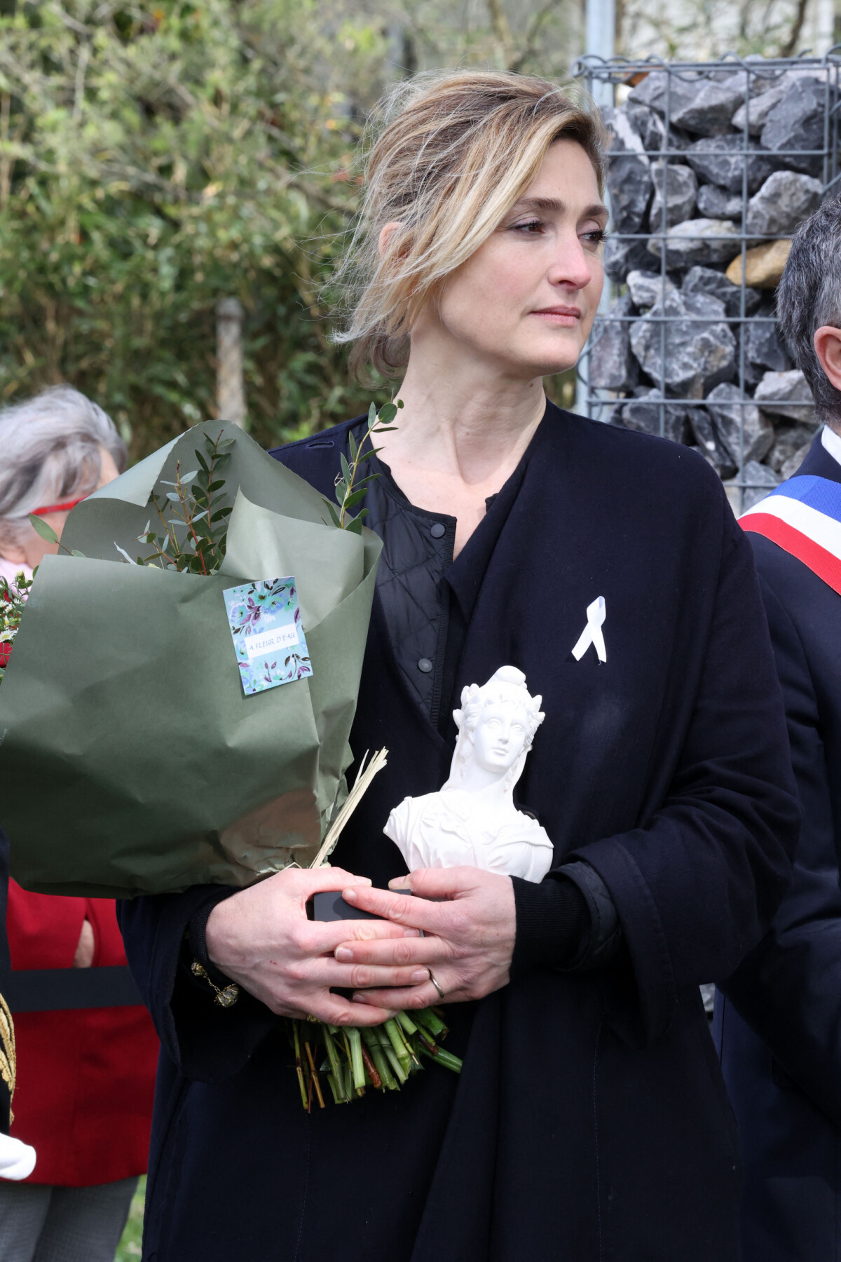 Photo : Julie Gayet lors du dévoilement du portrait de d'Olympe de ...