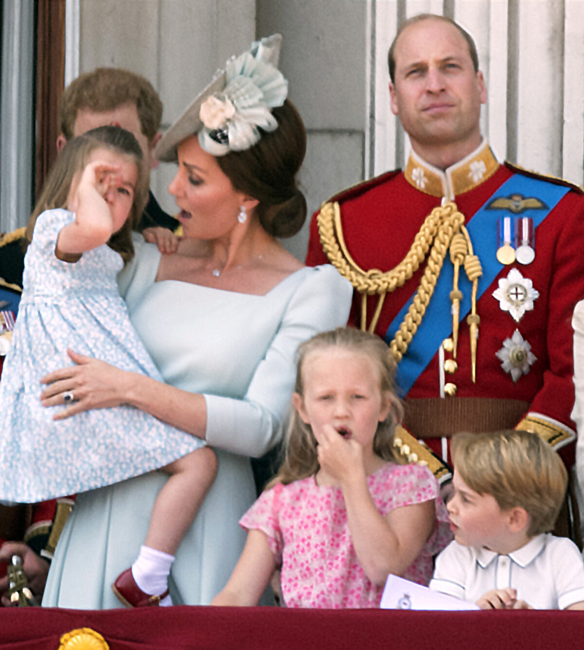 Photo : La famille royale assiste à la montée des couleurs. Sur le ...