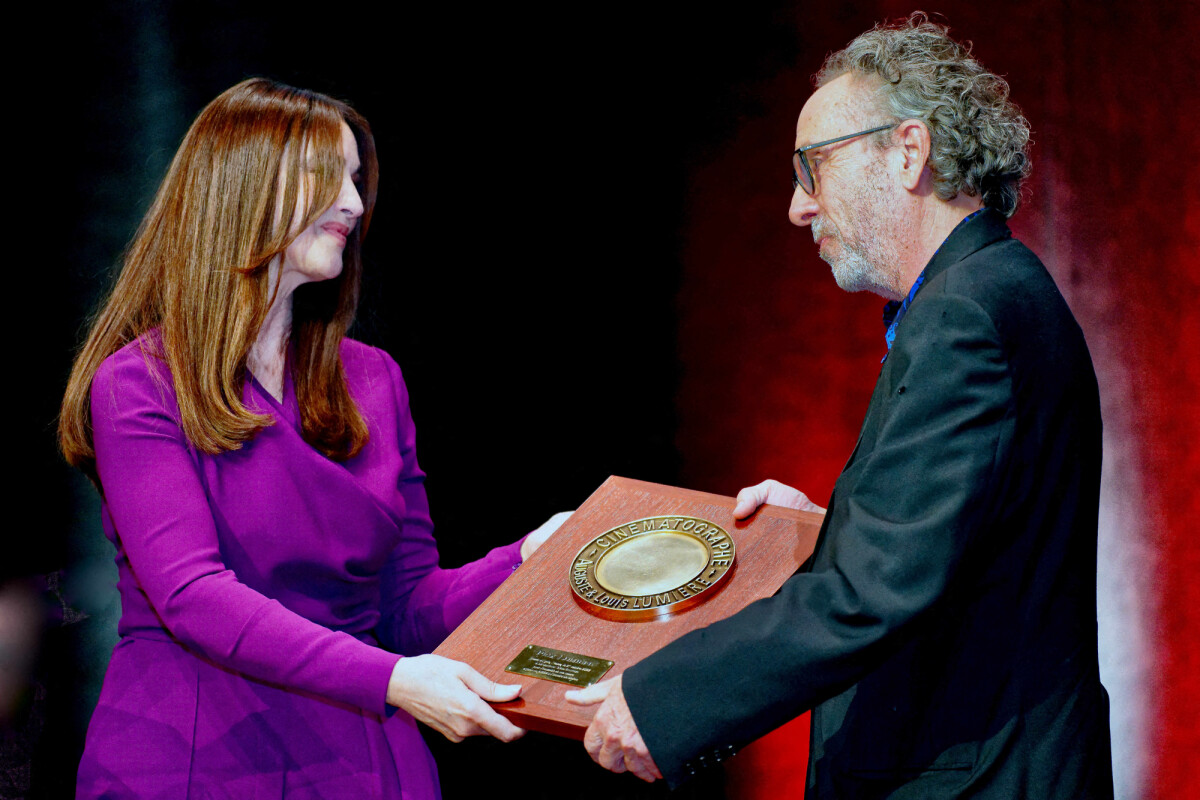 Photo : Photo datée du 21 octobre 2022 montrant Tim Burton recevant le ...