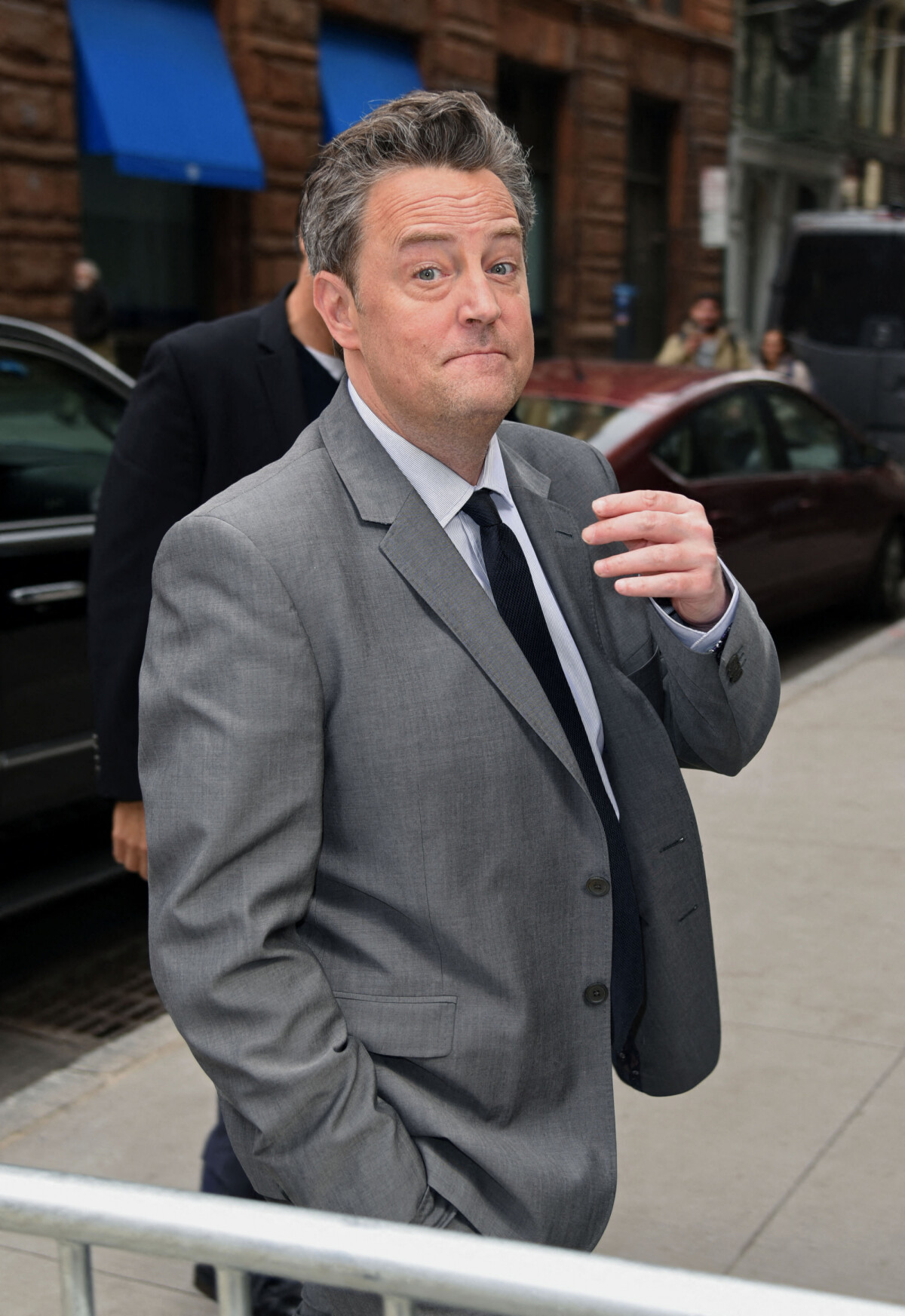 Photo : Matthew Perry entre dans les studios d'AOL BUILD, NYC pour ...