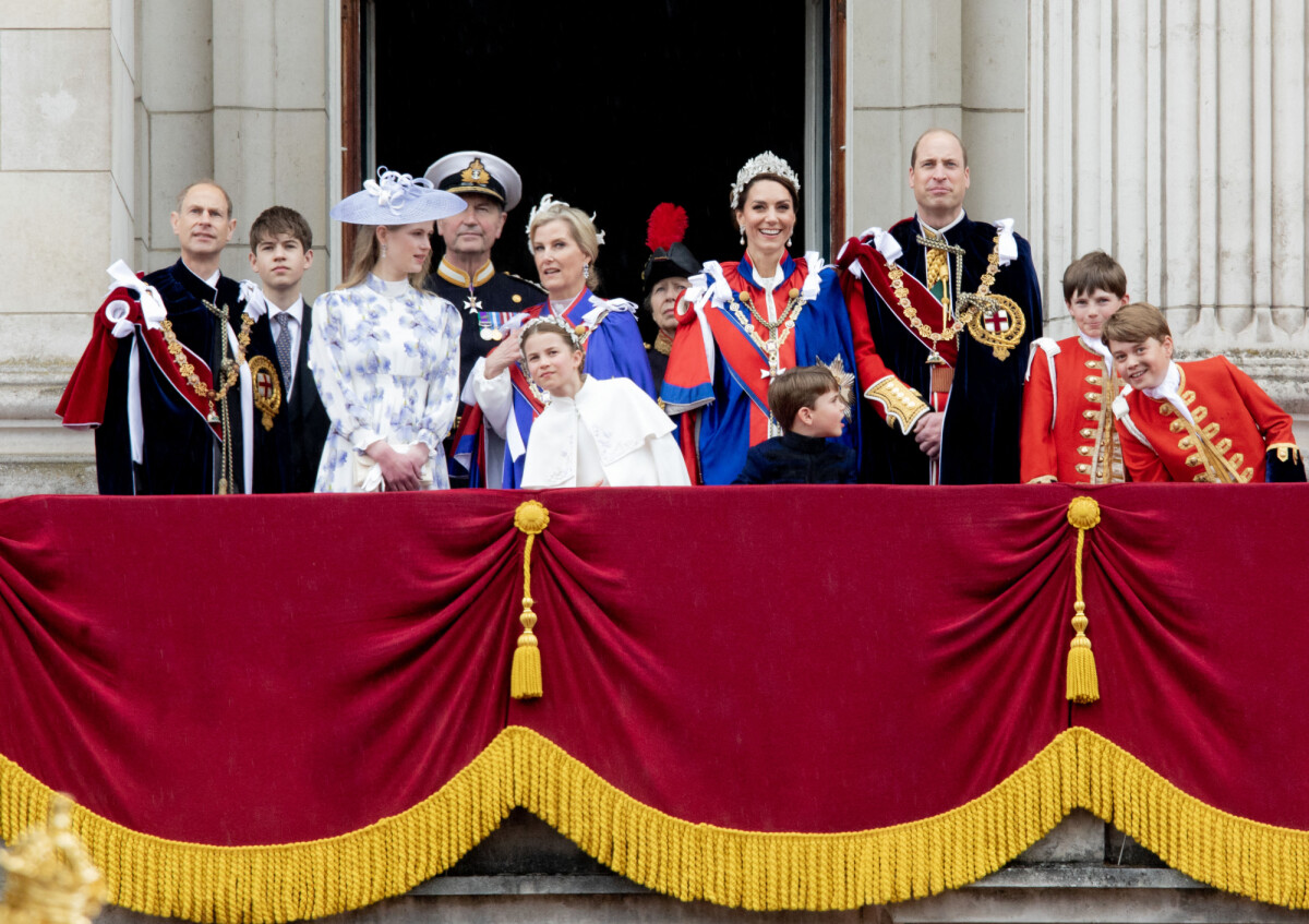 Photo : Bernard Rubsamen - La famille royale britannique salue la foule ...