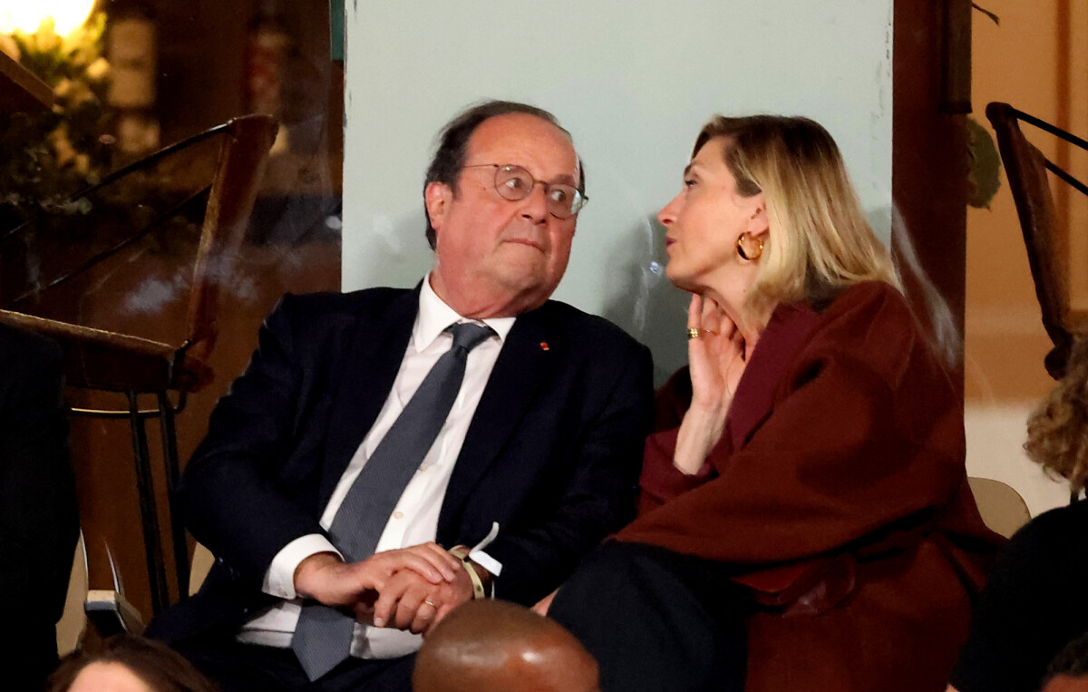 Photo : François Hollande et sa femme Julie Gayet assistent au match ...