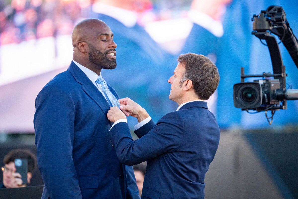 Photo : Emmanuel Macron, président de la République avec Teddy Riner ...