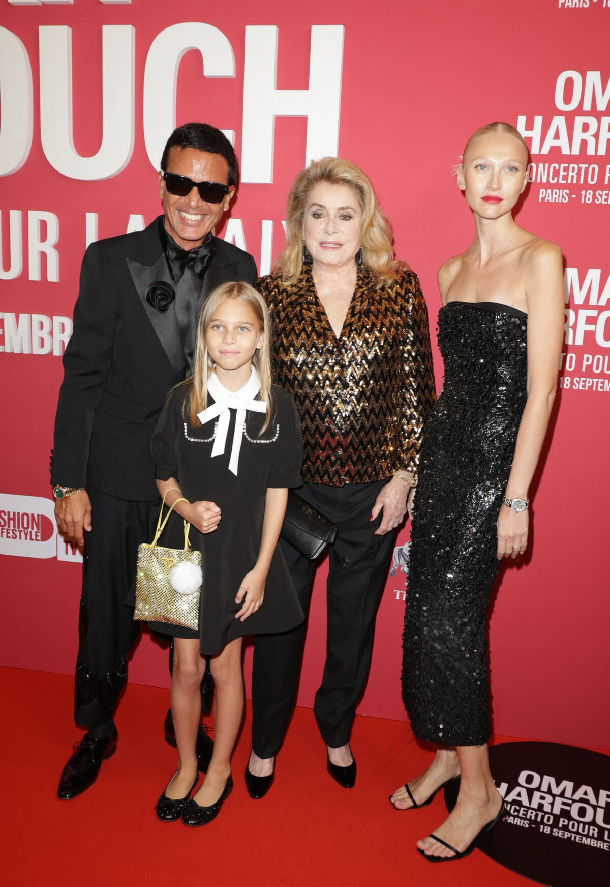 Photo : Omar Harfouch, sa femme Yulia, leur fille et Catherine Deneuve au photocall du "concerto ...