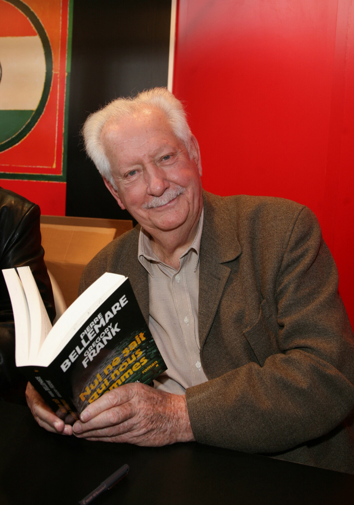 Photo : Pierre Bellemare pose avec son dernier livre lors du Salon du ...