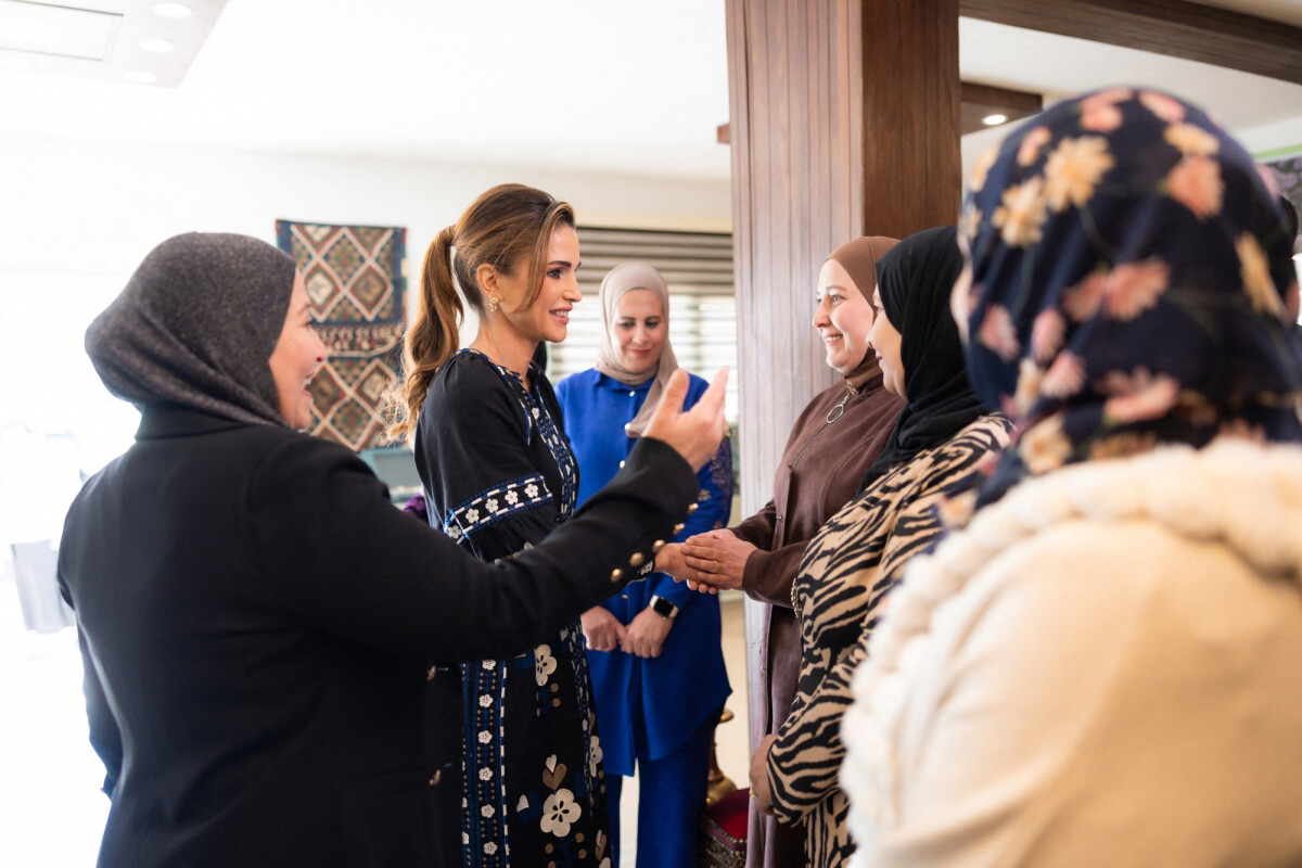 Photo : La reine Rania lors d'une visite à Wadi Musa, à Ma'an, en ...